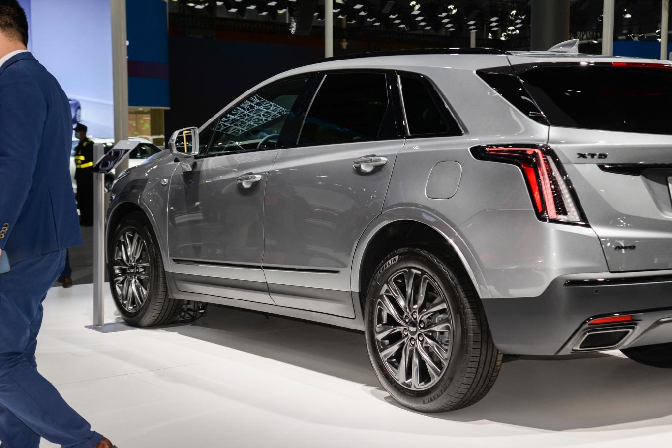 【凯迪拉克XT5轻混 2.0T 四驱尊贵型黑钻版图片-汽车图片大全】-易车