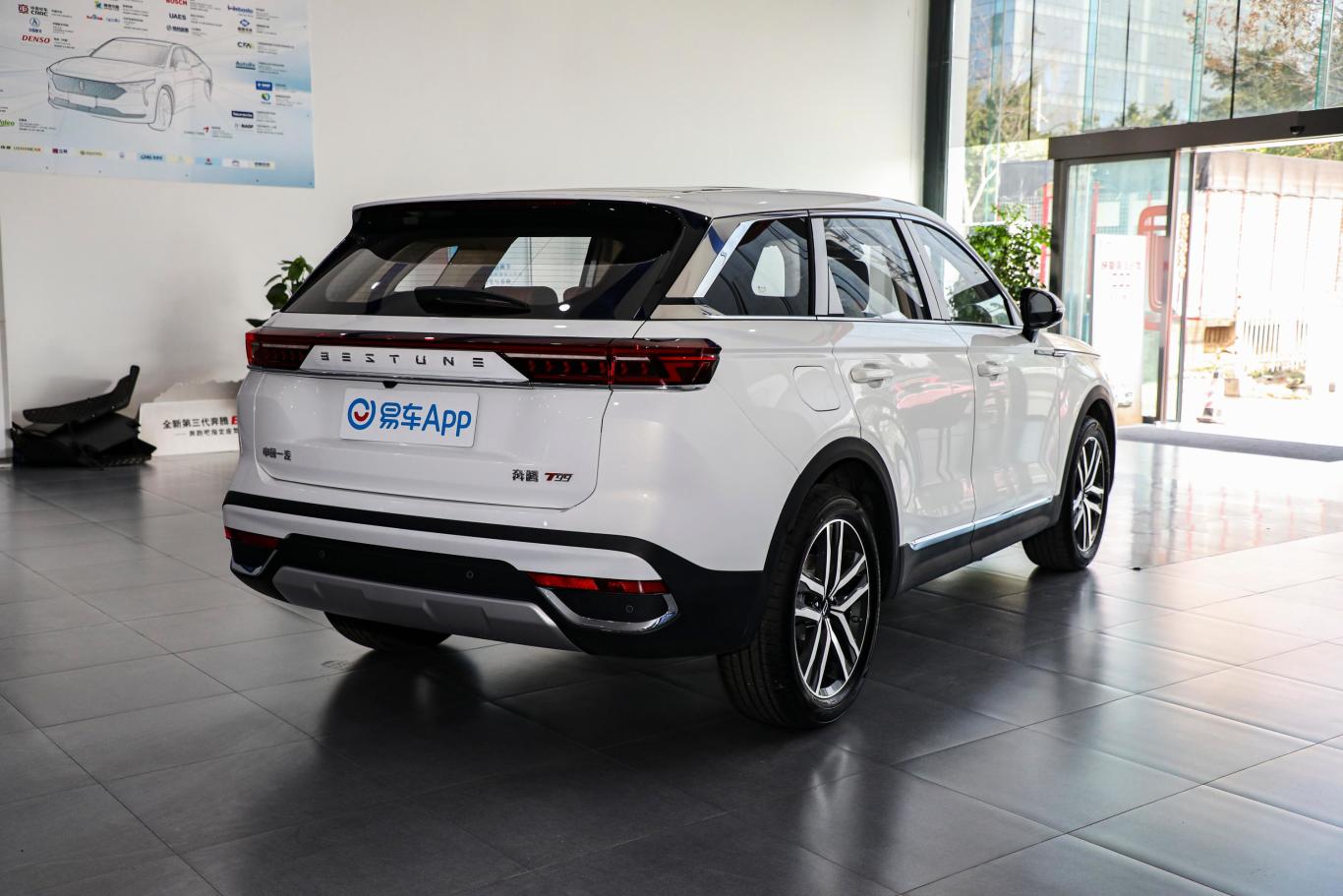 【奔腾T992.0T 豪华型(8AT)侧后45度车头向右水平图片-汽车图片大全】-易车