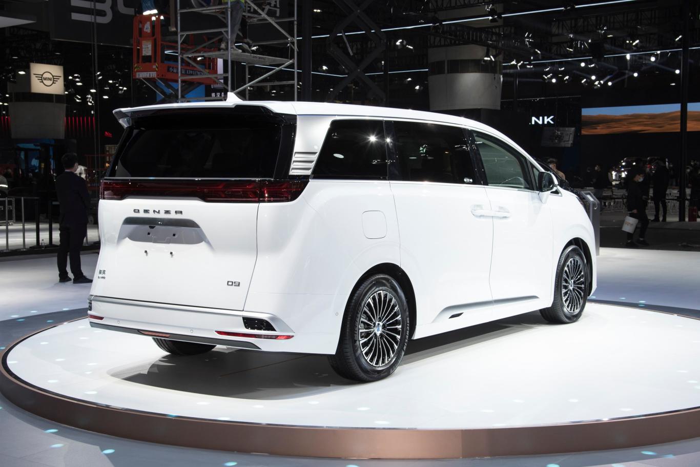 【腾势D9EV 600km 四驱旗舰版 7座图片-汽车图片大全】-易车