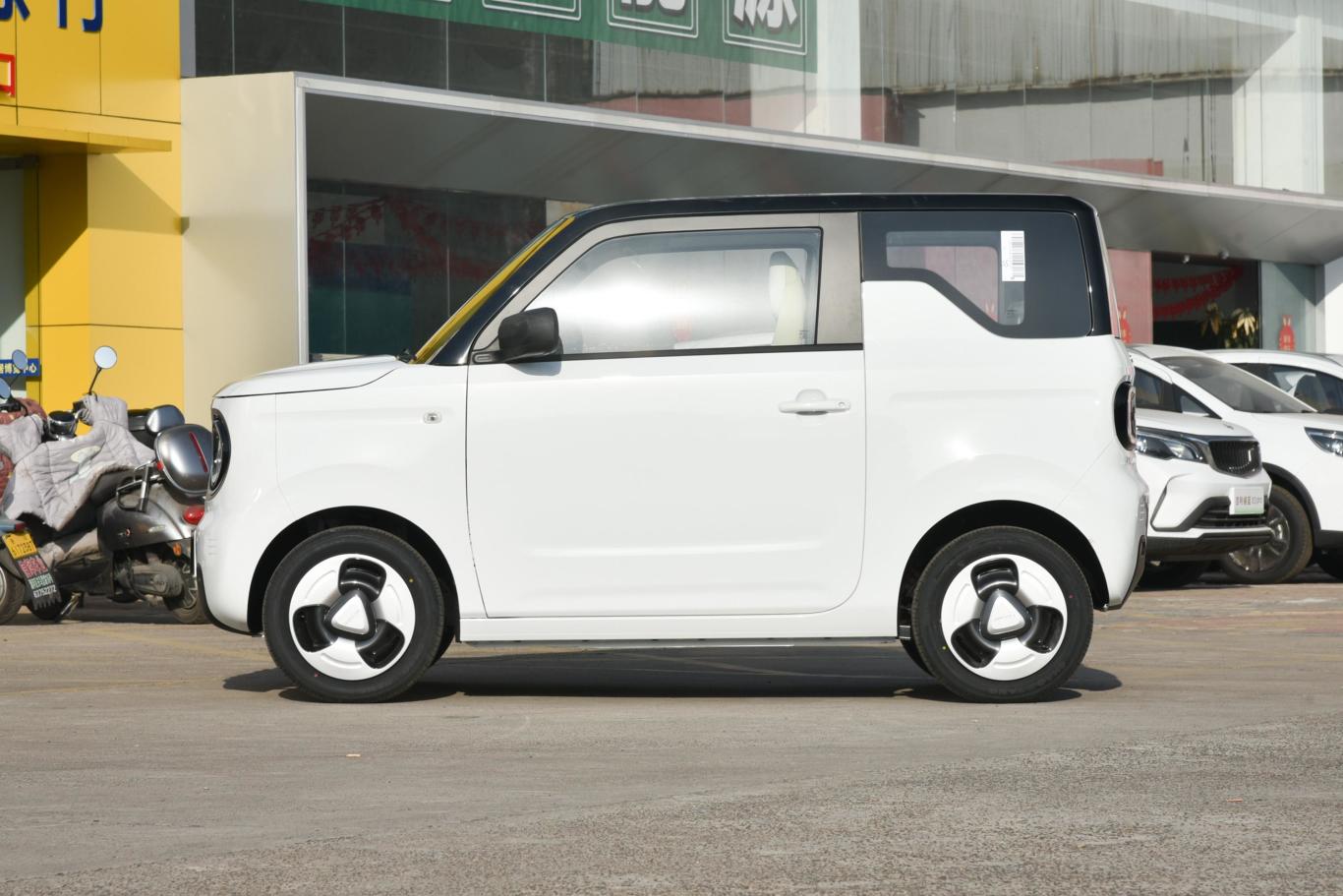 【熊猫熊猫mini 200km 新春版宝藏熊正侧车头向左水平图片-汽车图片大全】-易车