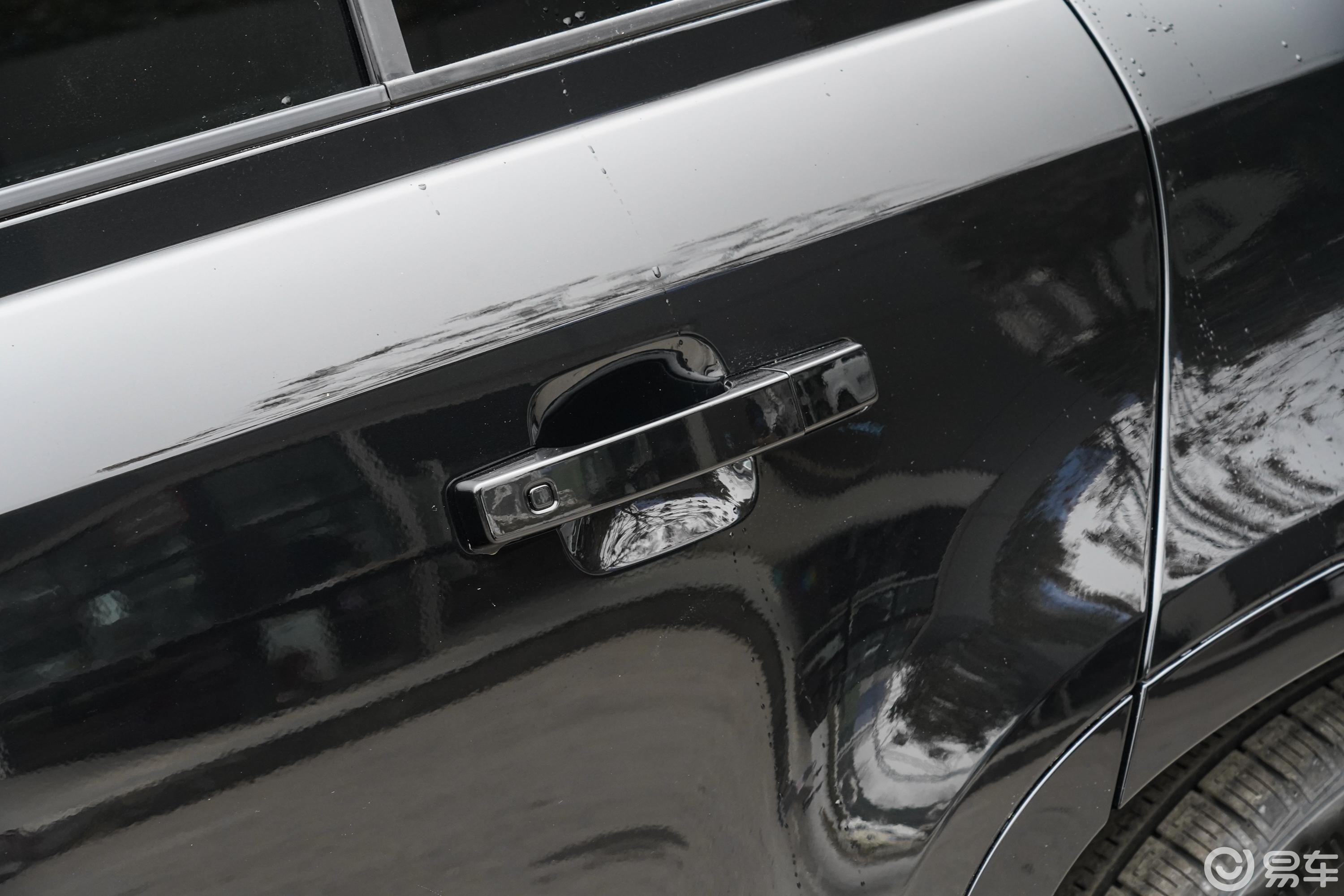 【卫士改款 110 5.0S V8驾驶员侧后门把手图片-汽车图片大全】-易车