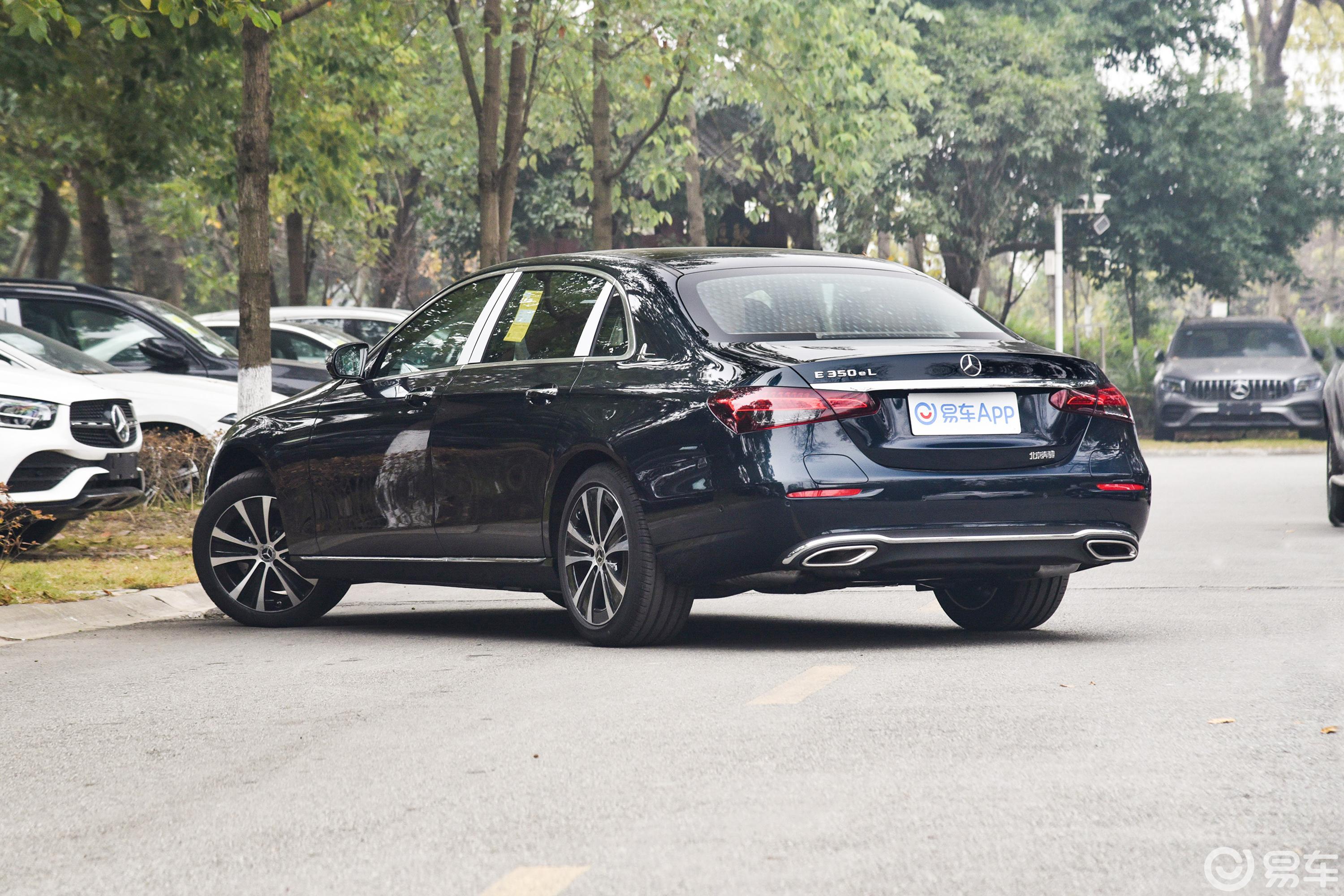 【奔驰E级 插电混动E 350 e L 插电式混合动力轿车侧后45度车头向左水平图片-汽车图片大全】-易车