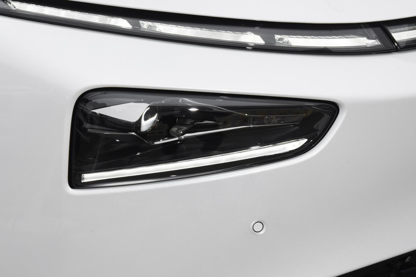 【小鹏G3G3i 460N+大灯侧45度俯拍图片-汽车图片大全】-易车