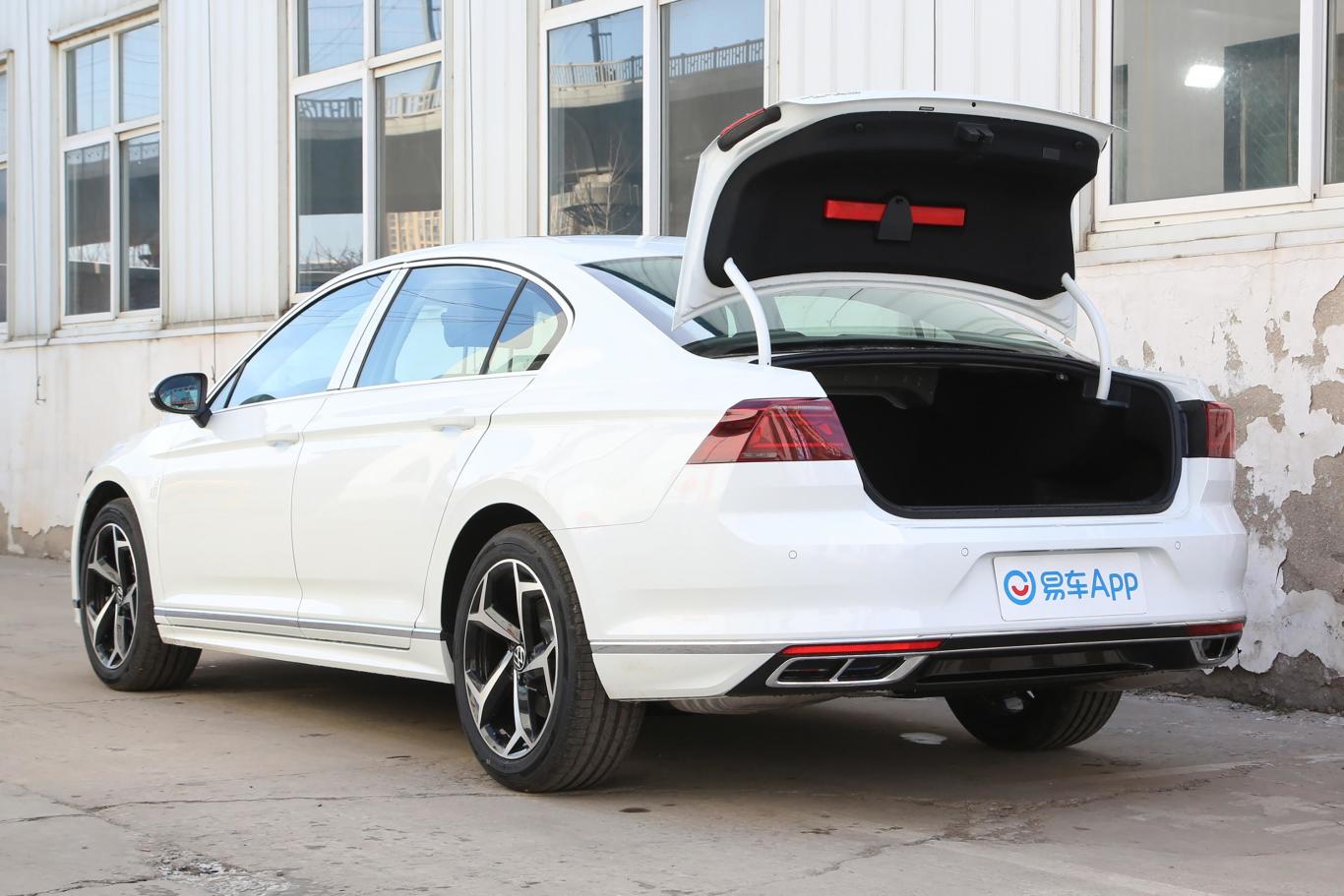 【迈腾200万辆纪念版 330TSI 领先型后备厢开启45度侧拍图片-汽车图片大全】-易车