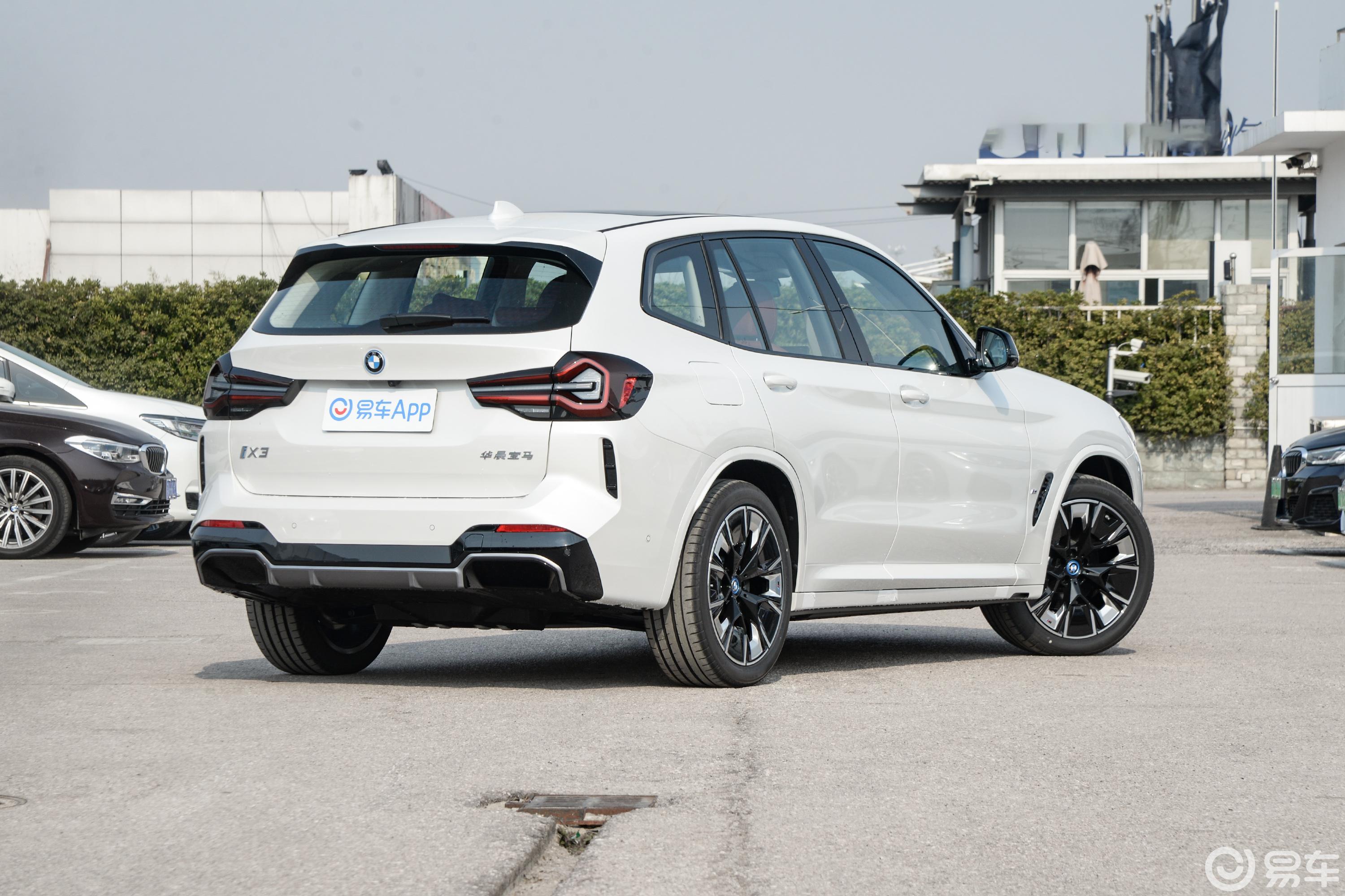 【宝马iX3535km 创领型侧后45度车头向右水平图片-汽车图片大全】-易车