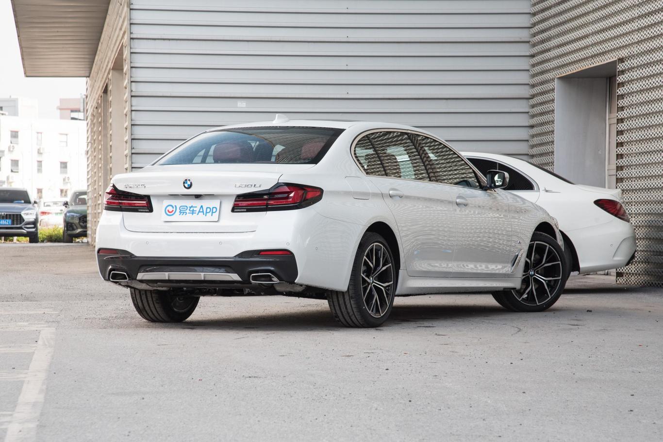 【宝马5系530Li 尊享型 M运动套装侧后45度车头向右水平图片-汽车图片大全】-易车