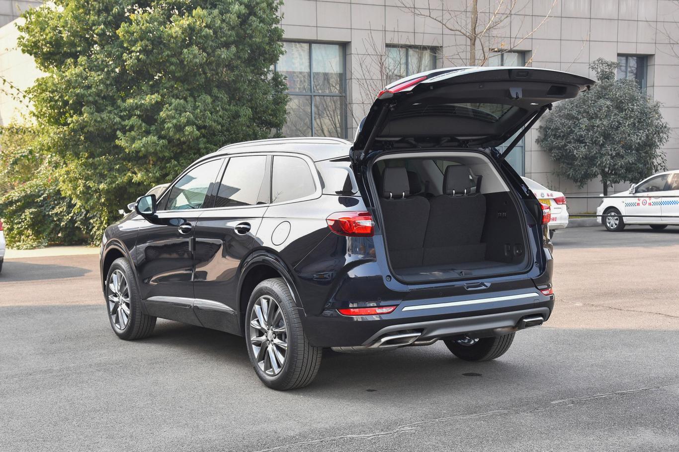 【昂科旗652T 两驱尊贵型 7座后备厢开启45度侧拍图片-汽车图片大全】-易车