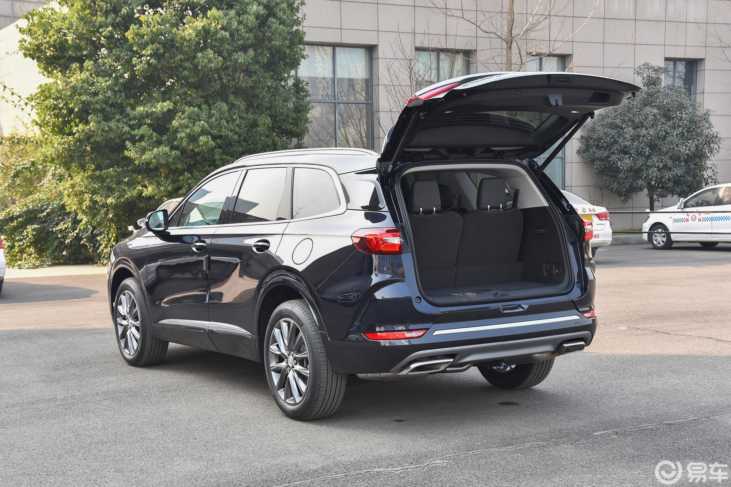 【昂科旗652T 两驱尊贵型 7座后备厢开启45度侧拍图片-汽车图片大全】-易车