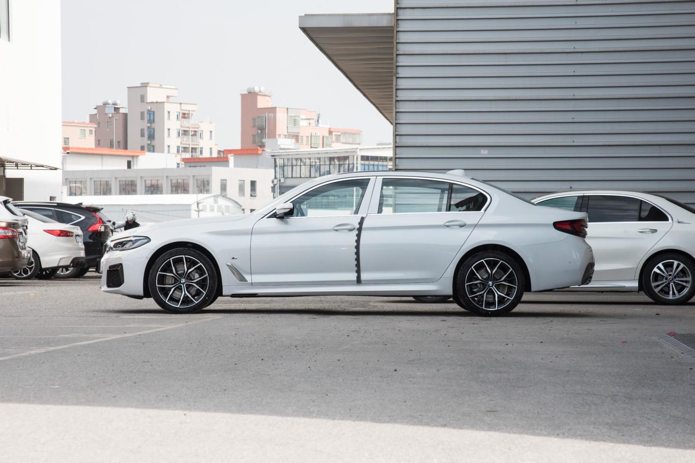 【宝马5系530Li 尊享型 M运动套装正侧车头向左水平图片-汽车图片大全】-易车