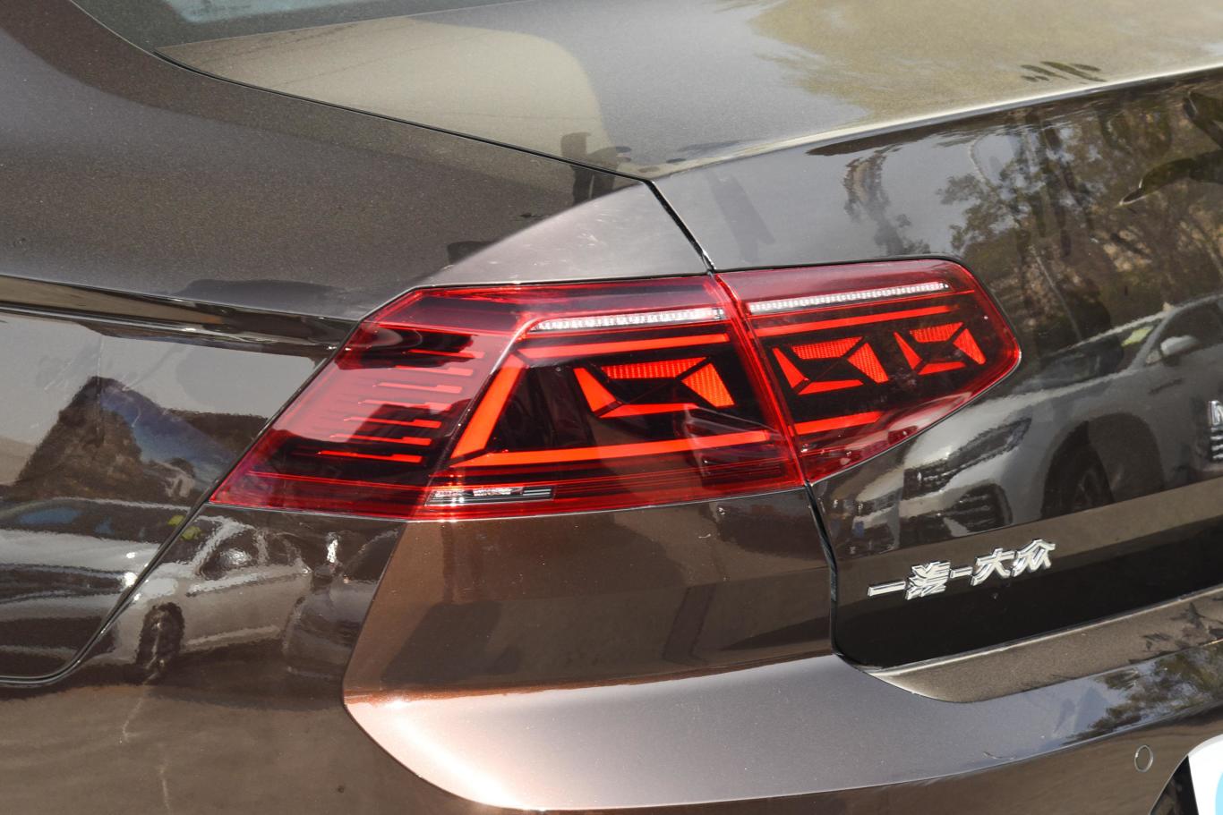 【迈腾200万辆纪念版 330TSI 领先型尾灯侧45度俯拍图片-汽车图片大全】-易车