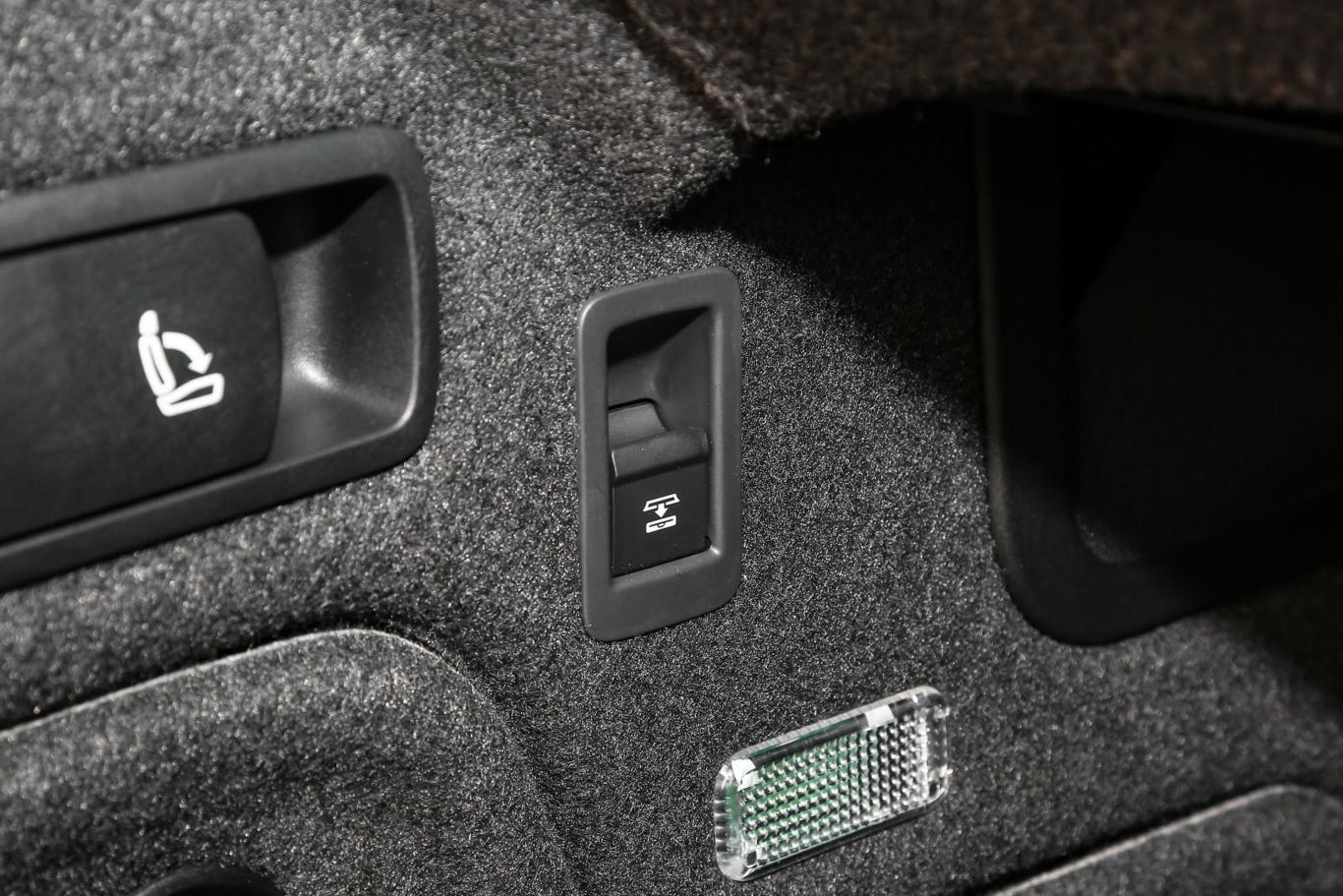 【奥迪S53.0T Cabriolet后备厢图片-汽车图片大全】-易车