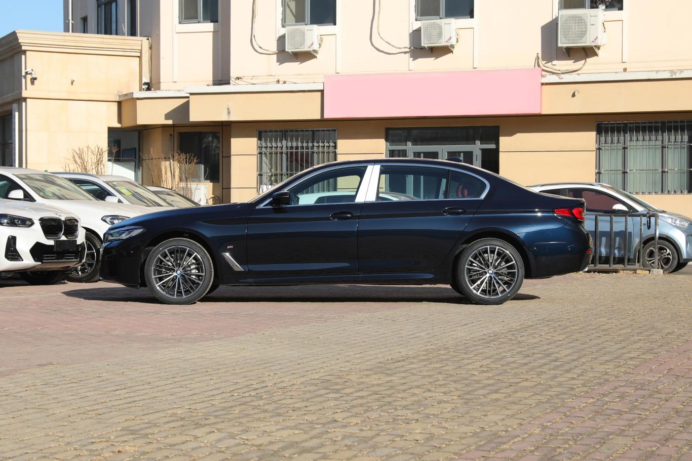 【宝马5系530Li 领先型 M运动套装正侧车头向左水平图片-汽车图片大全】-易车