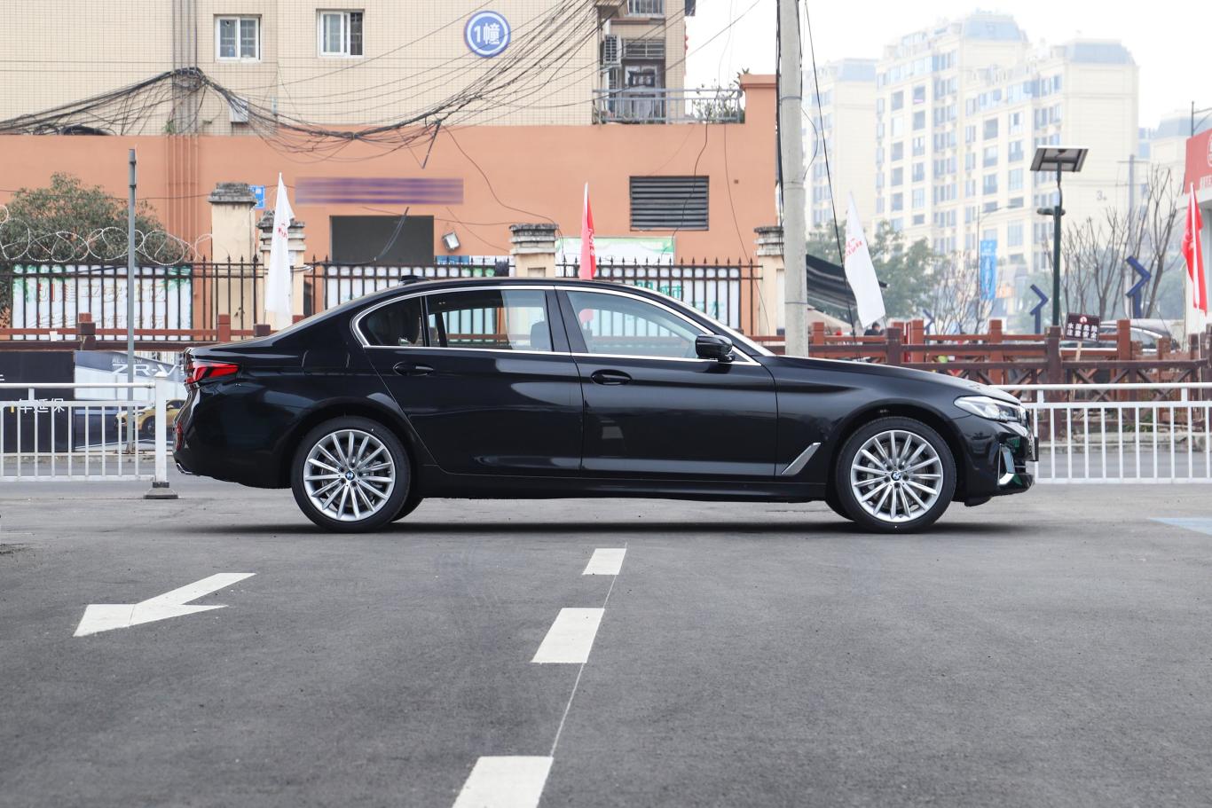 【宝马5系530Li 尊享型 豪华套装正侧车头向右水平图片-汽车图片大全】-易车