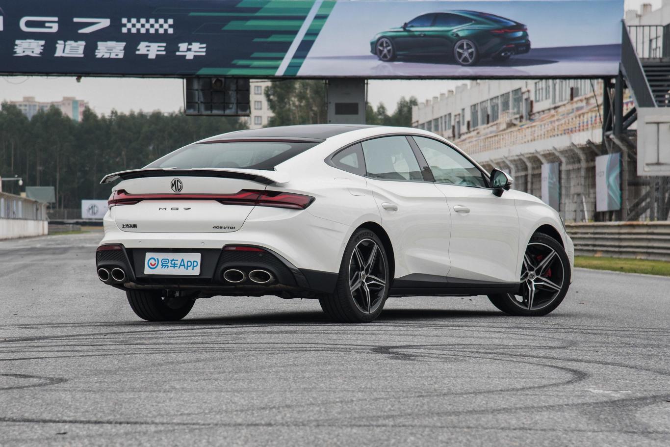 【MG72.0T 自动Trophy+激擎耀世版侧后45度车头向右水平图片-汽车图片大全】-易车