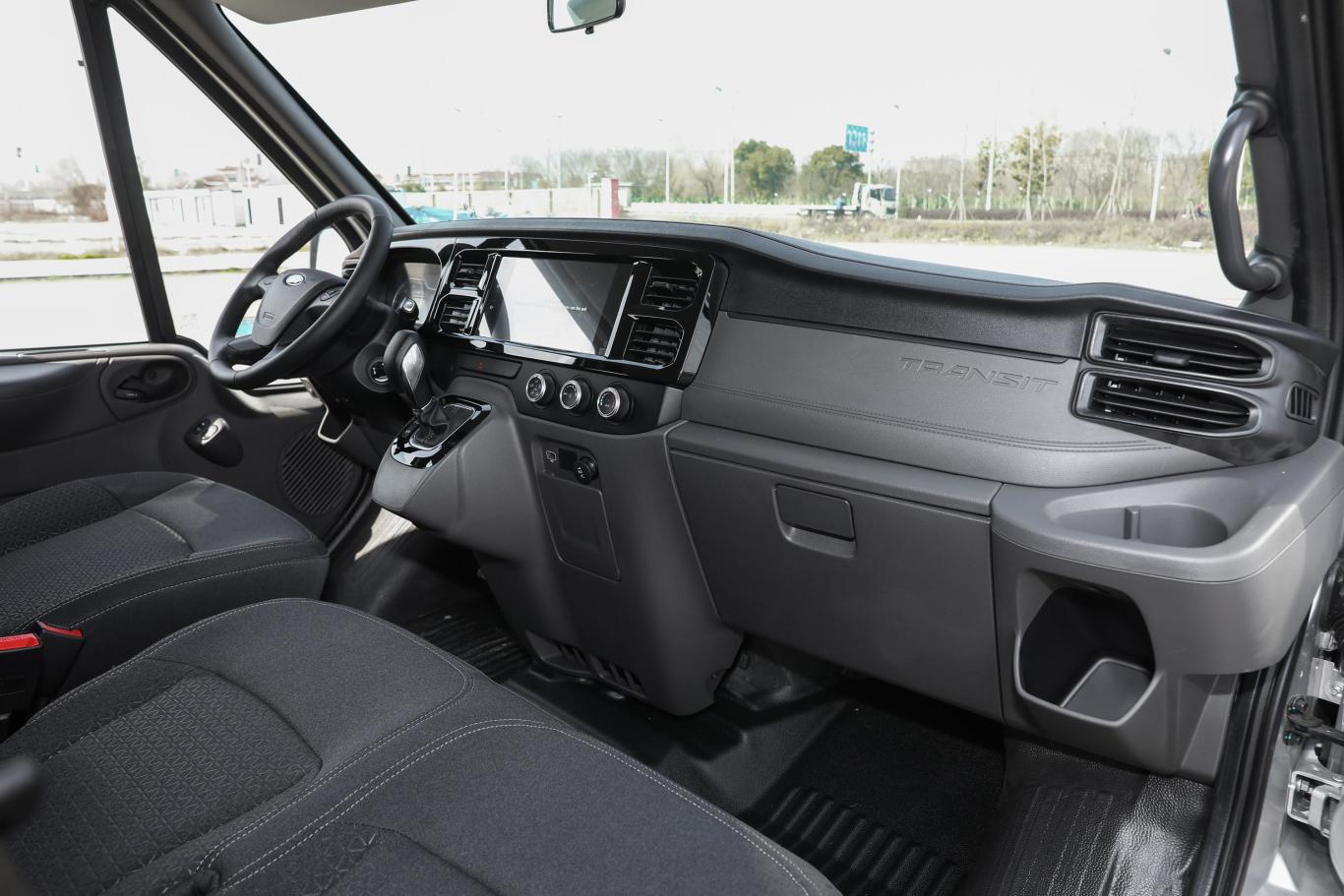 【新世代全顺Pro 2.2T AMT中轴中高顶物流车 7座内饰全景副驾驶员方向图片-汽车图片大全】-易车