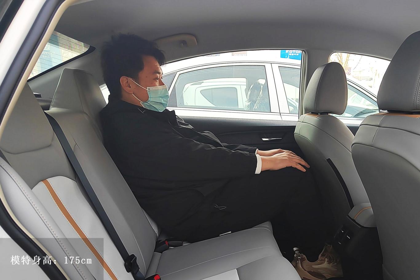 【风神E70改款 Pro 401km 畅行版 三元锂后排空间体验图片-汽车图片大全】-易车