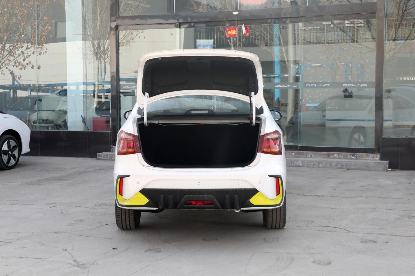 【风神E70改款 Pro 401km 畅行版 三元锂后备厢图片-汽车图片大全】-易车