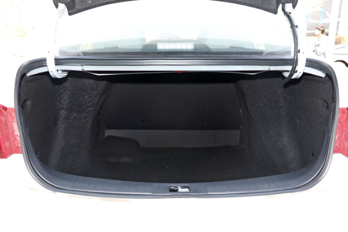 【风神E70改款 Pro 401km 畅行版 三元锂后备厢空间特写图片-汽车图片大全】-易车