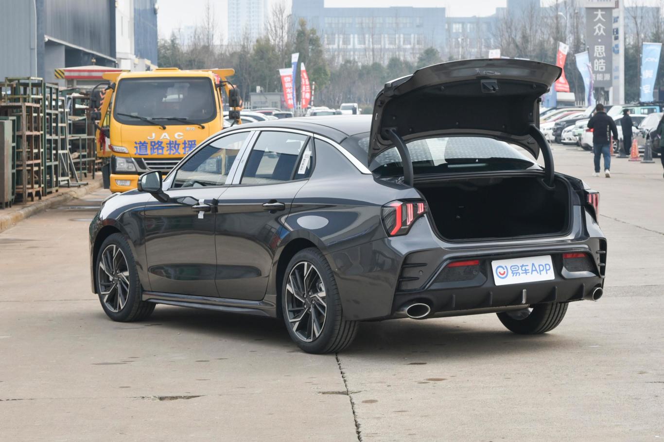 【领克031.5T 双离合两驱劲Plus 5座后备厢开启45度侧拍图片-汽车图片大全】-易车