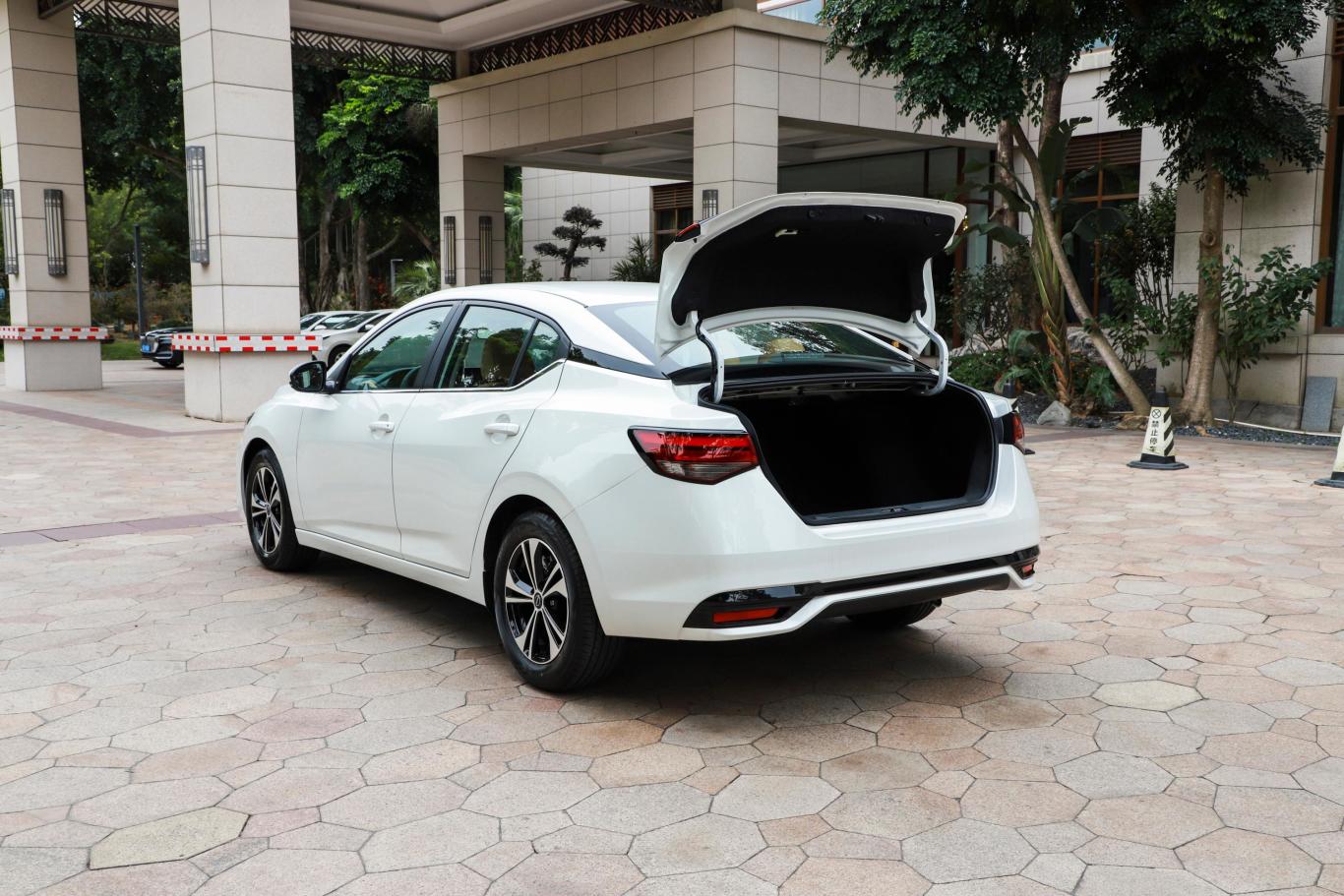 【轩逸1.6L 智驾版后备厢开启45度侧拍图片-汽车图片大全】-易车