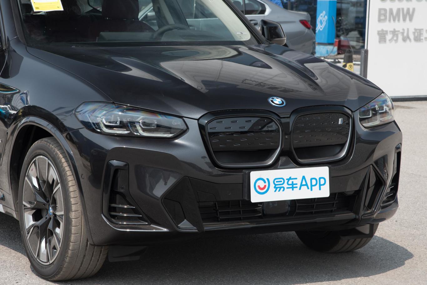 【宝马iX3535km 创领型前格栅侧俯拍图片-汽车图片大全】-易车