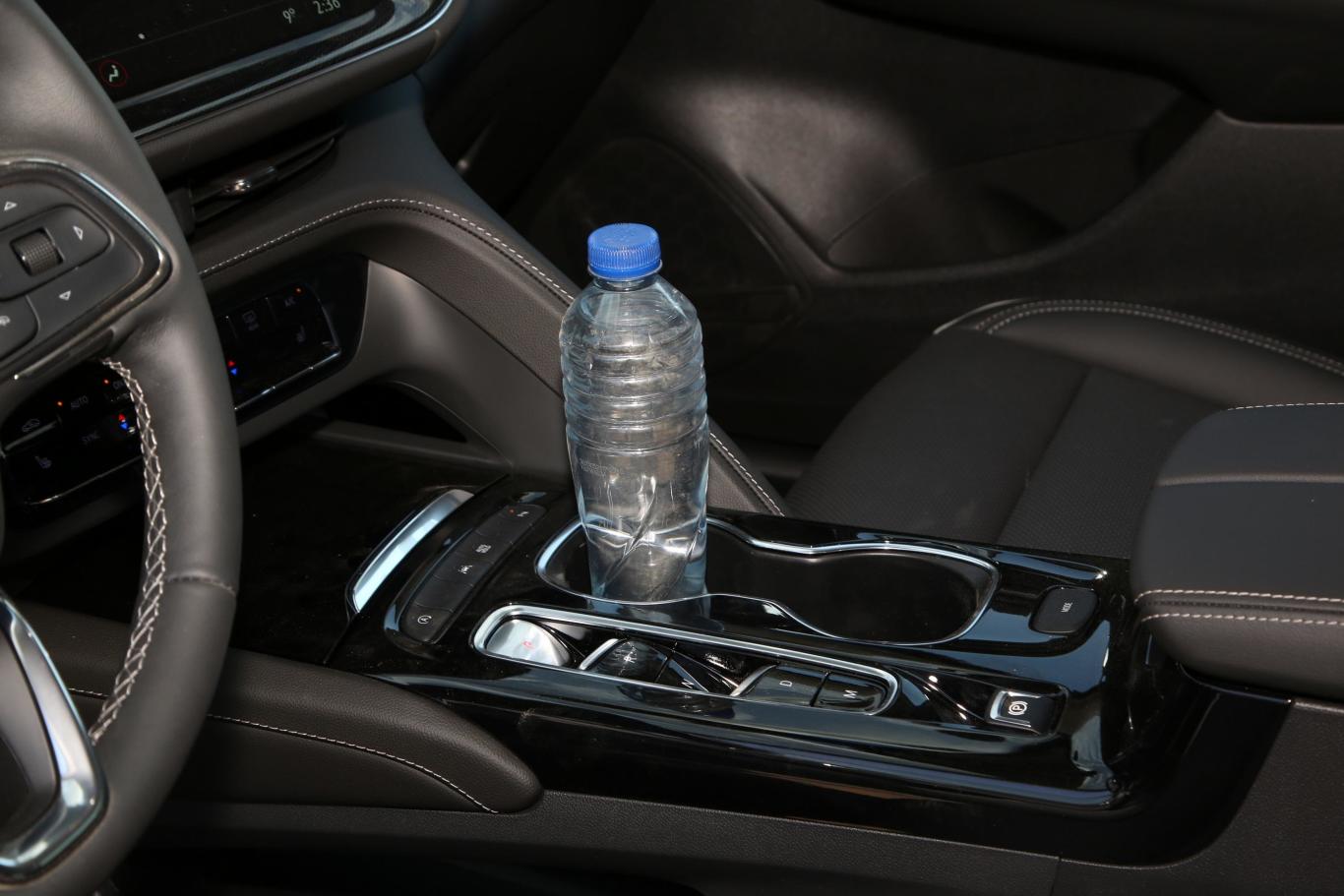 【昂科威昂科威S 552T 两驱豪华型前排杯架图片-汽车图片大全】-易车