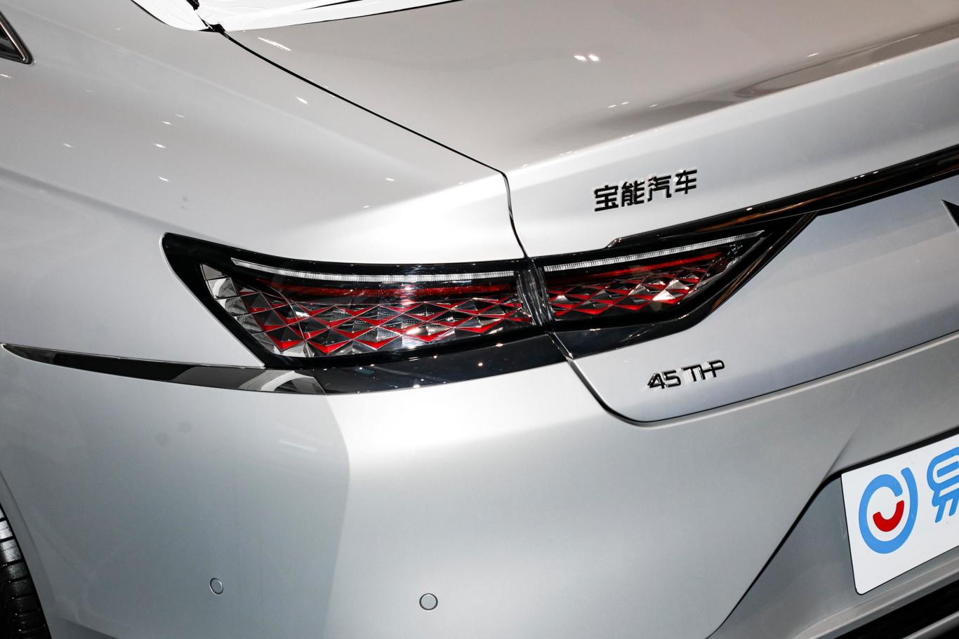 【DS 945THP 歌剧院轻享版尾灯侧45度俯拍图片-汽车图片大全】-易车