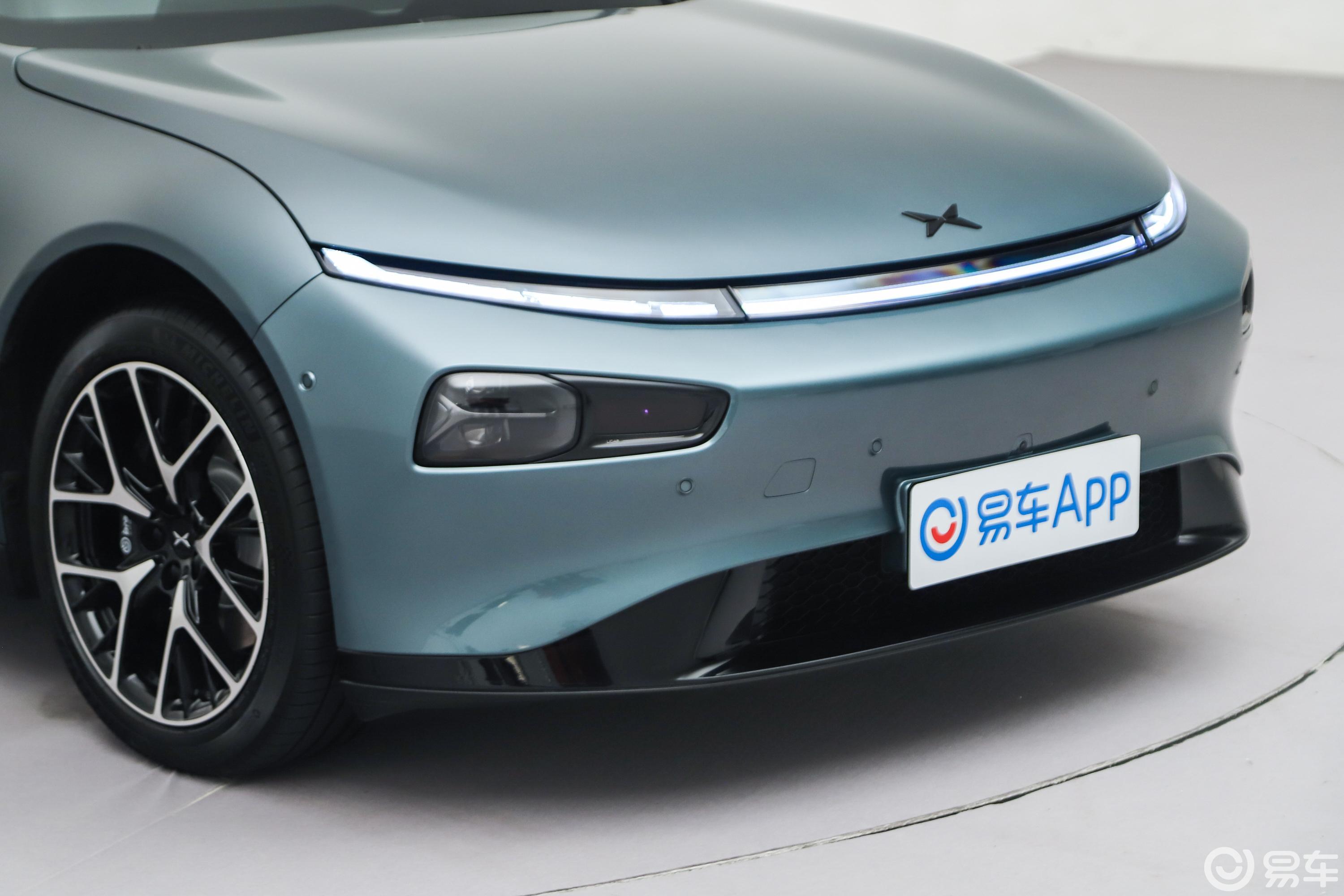 【小鹏P7P7i 610 四驱Max性能版前格栅侧俯拍图片-汽车图片大全】-易车