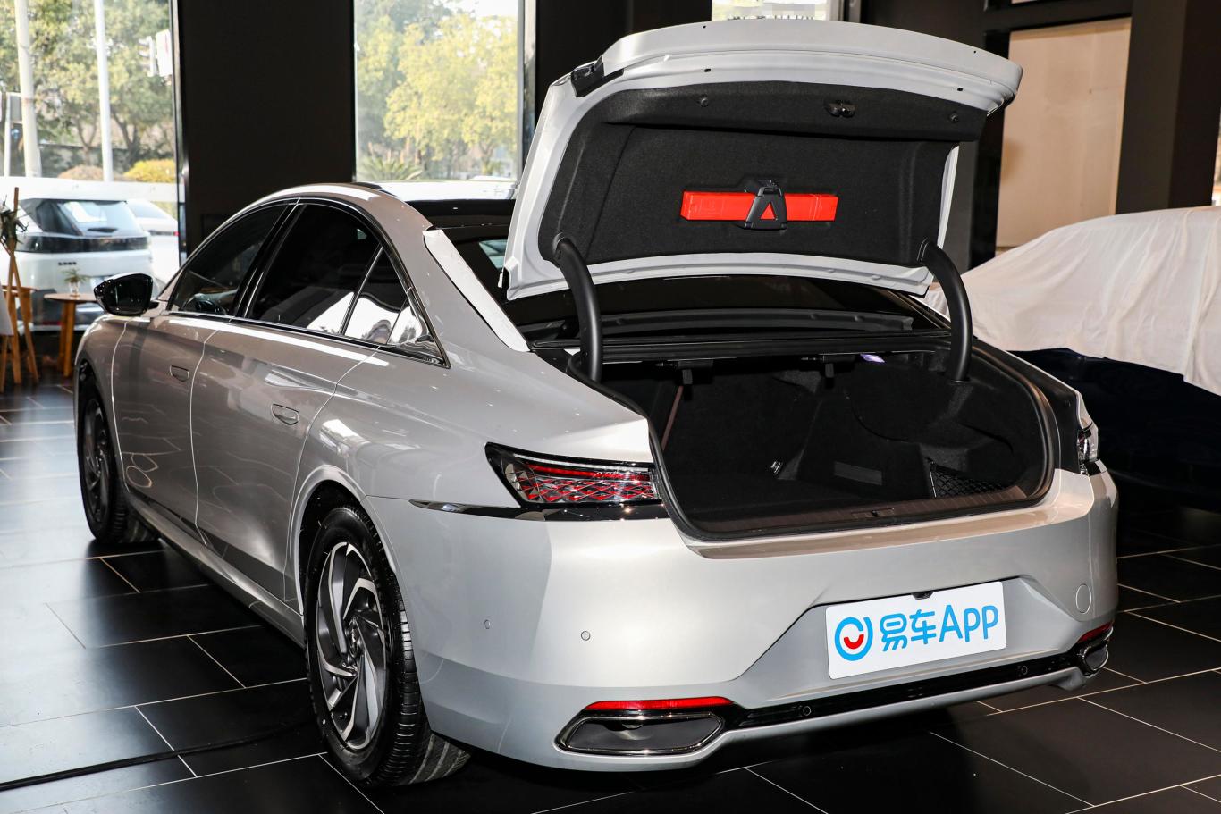 【DS 945THP 歌剧院轻享版后备厢开启45度侧拍图片-汽车图片大全】-易车