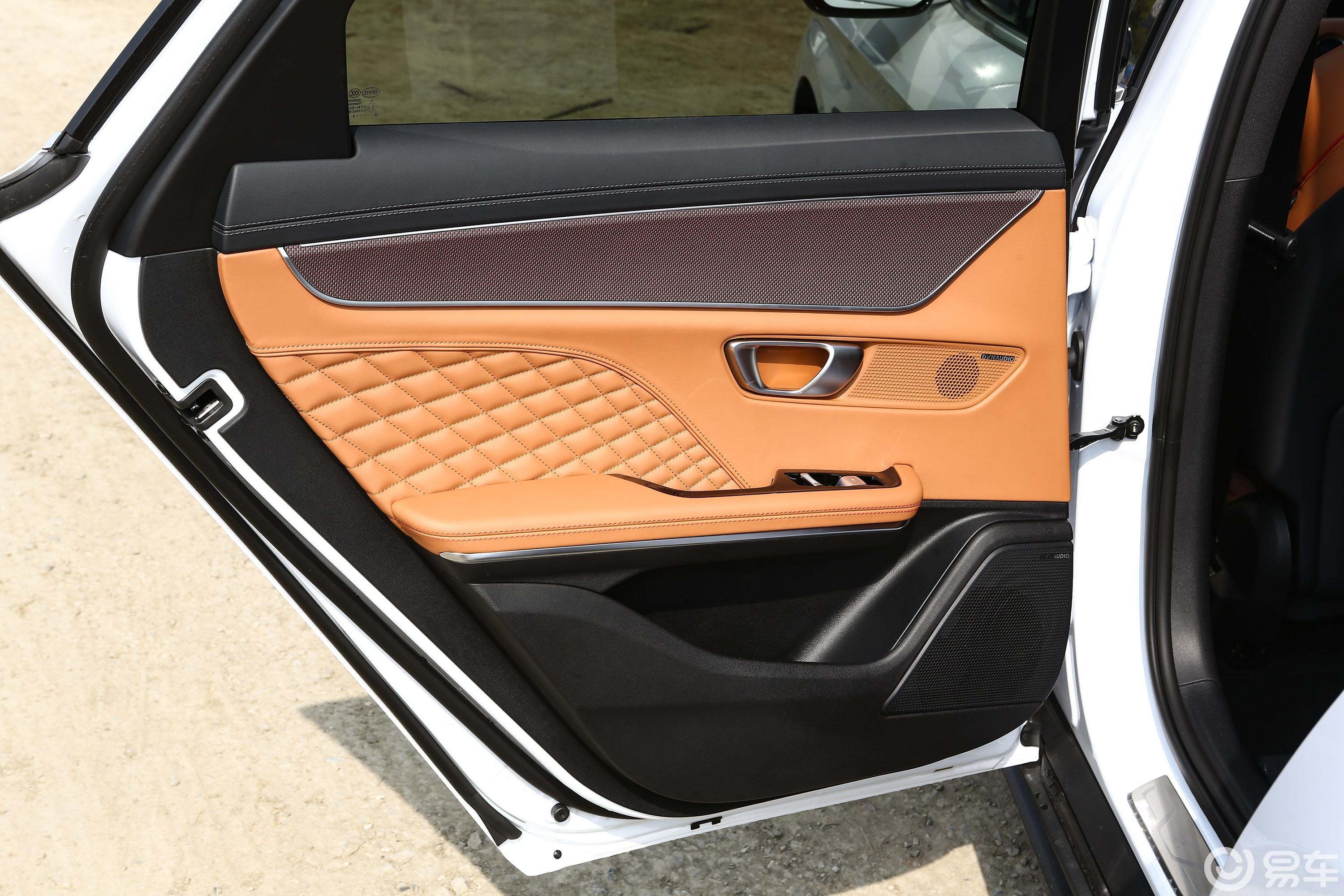 【汉EV 冠军版 610km 四驱旗舰型后排功能图片-汽车图片大全】-易车