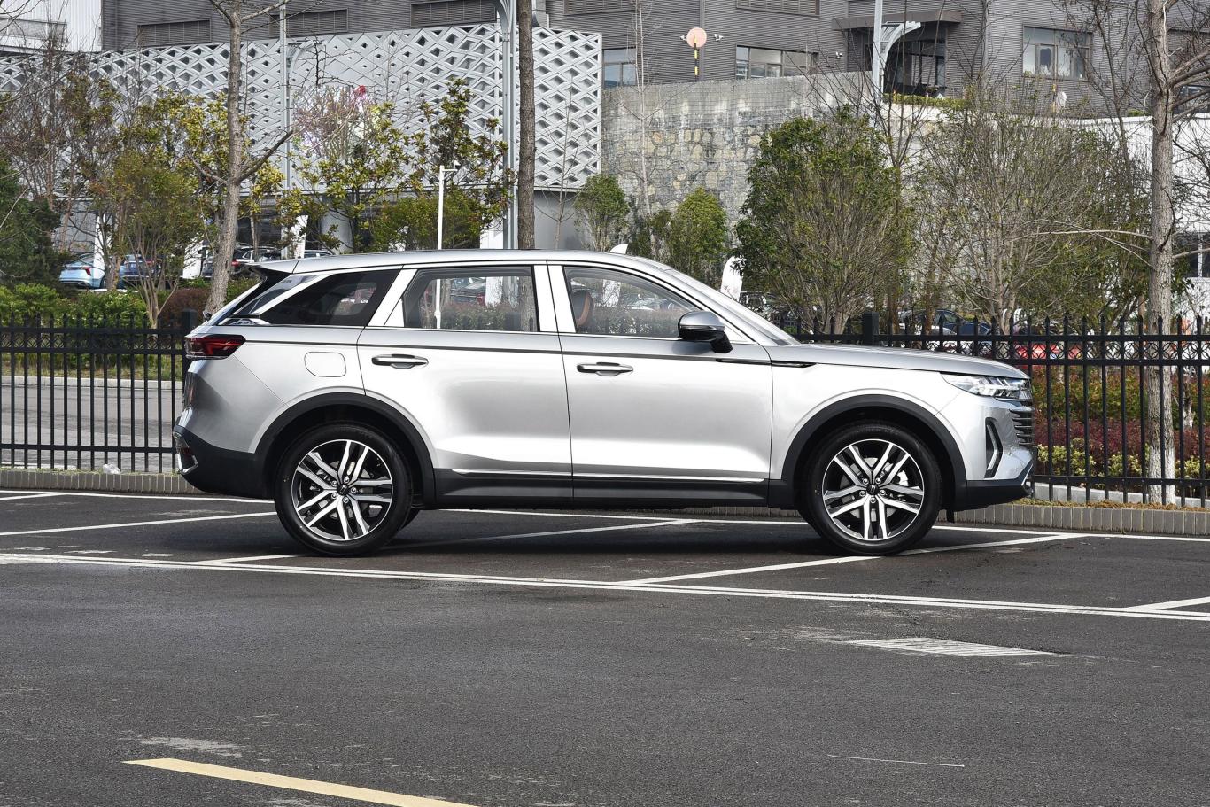 【奔腾T992.0T 尊享型(8AT)正侧车头向右水平图片-汽车图片大全】-易车