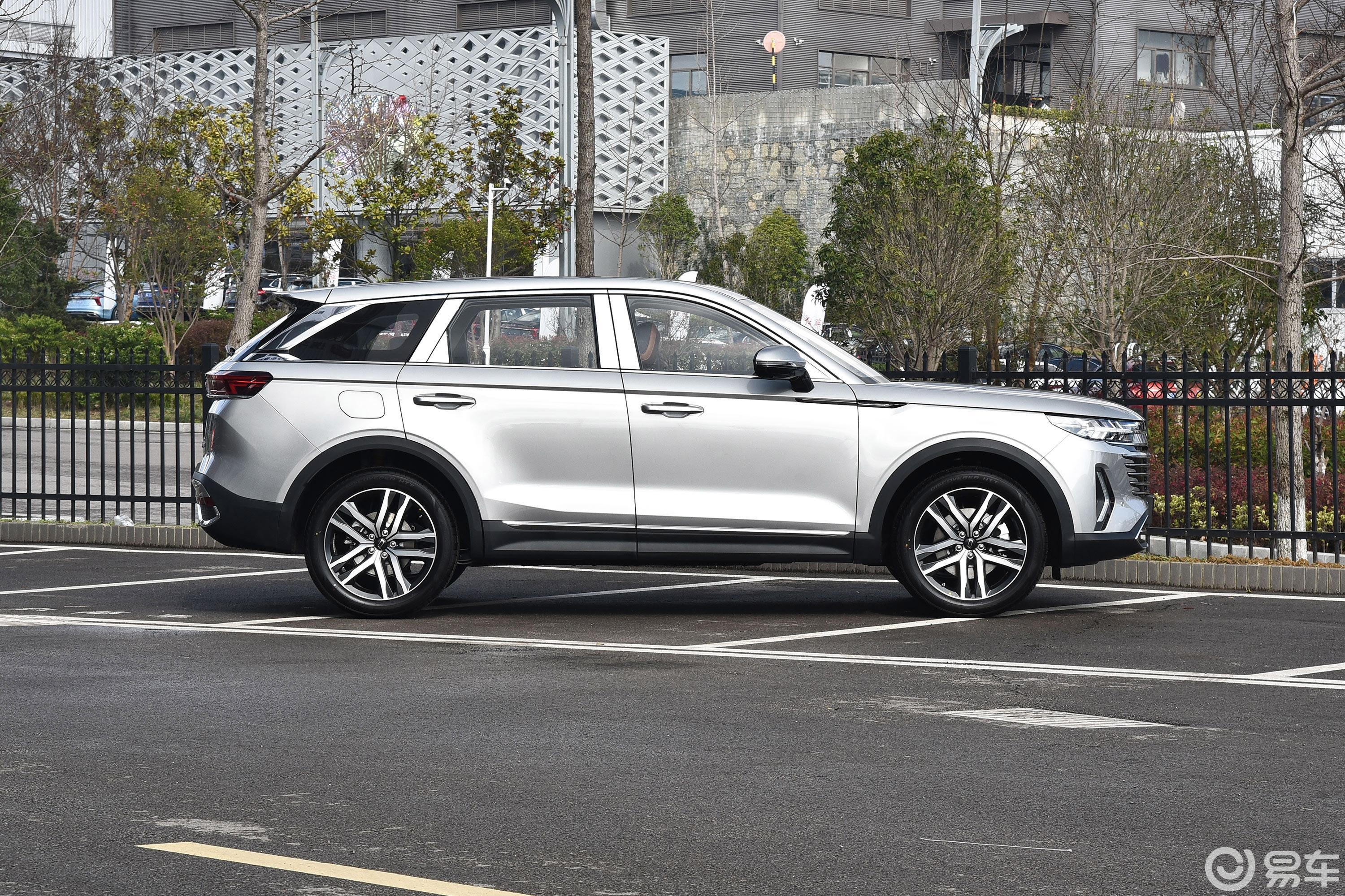 【奔腾T992.0T 尊享型(8AT)正侧车头向右水平图片-汽车图片大全】-易车