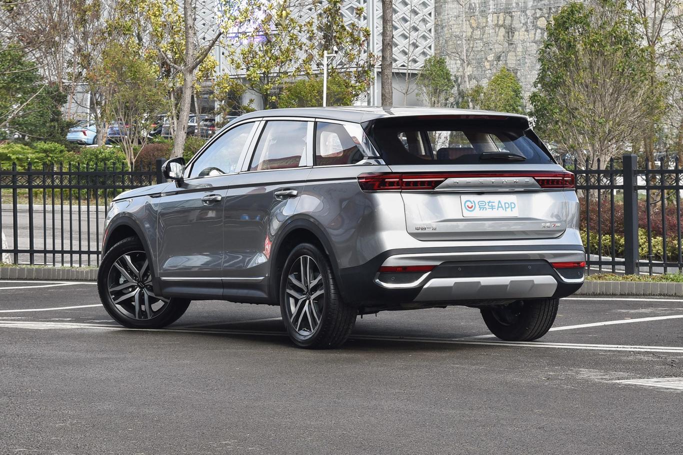 【奔腾T992.0T 尊享型(8AT)侧后45度车头向左水平图片-汽车图片大全】-易车