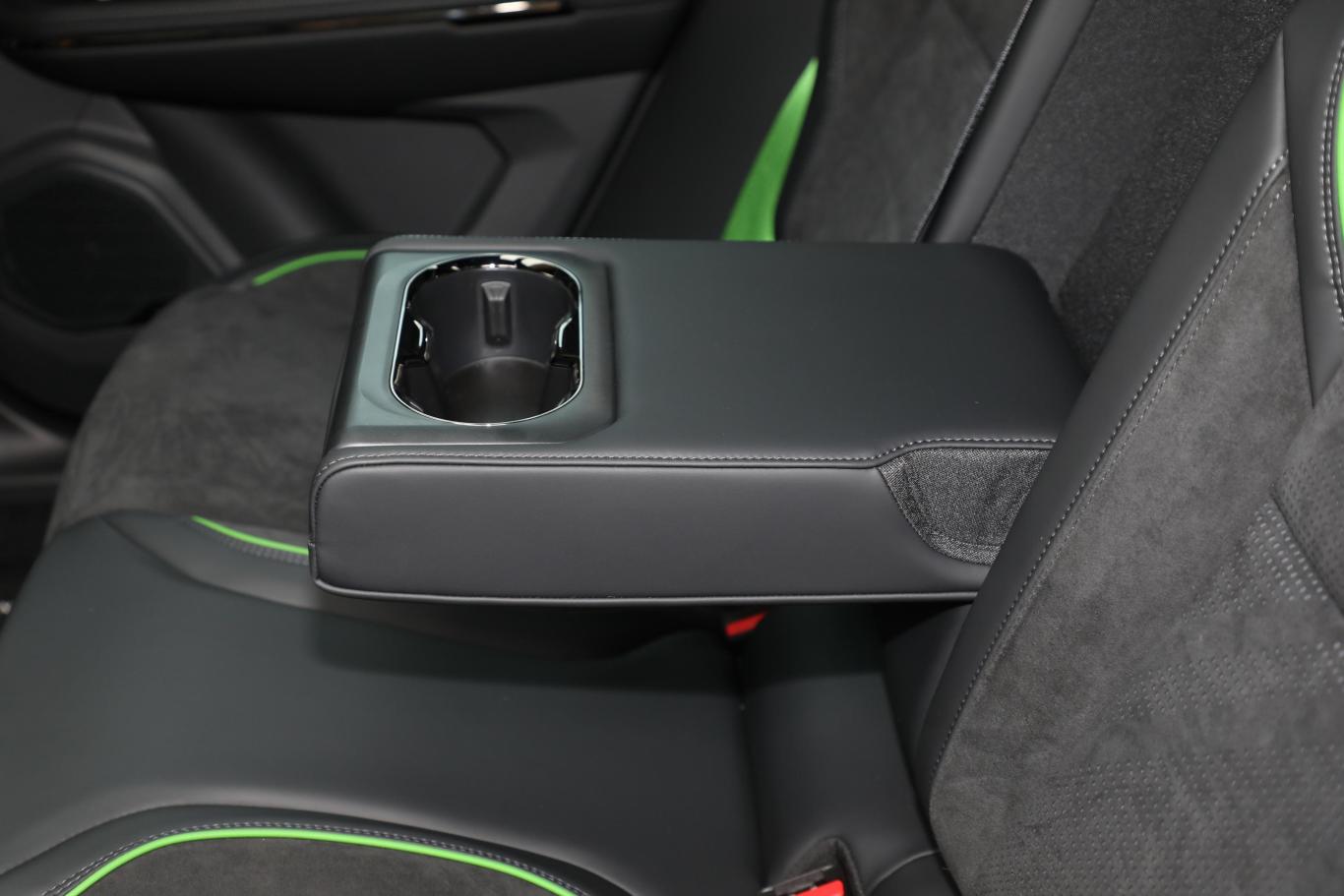 【领克0505+ 2.0T 四驱探索版后排(第二排)中央扶手图片-汽车图片大全】-易车