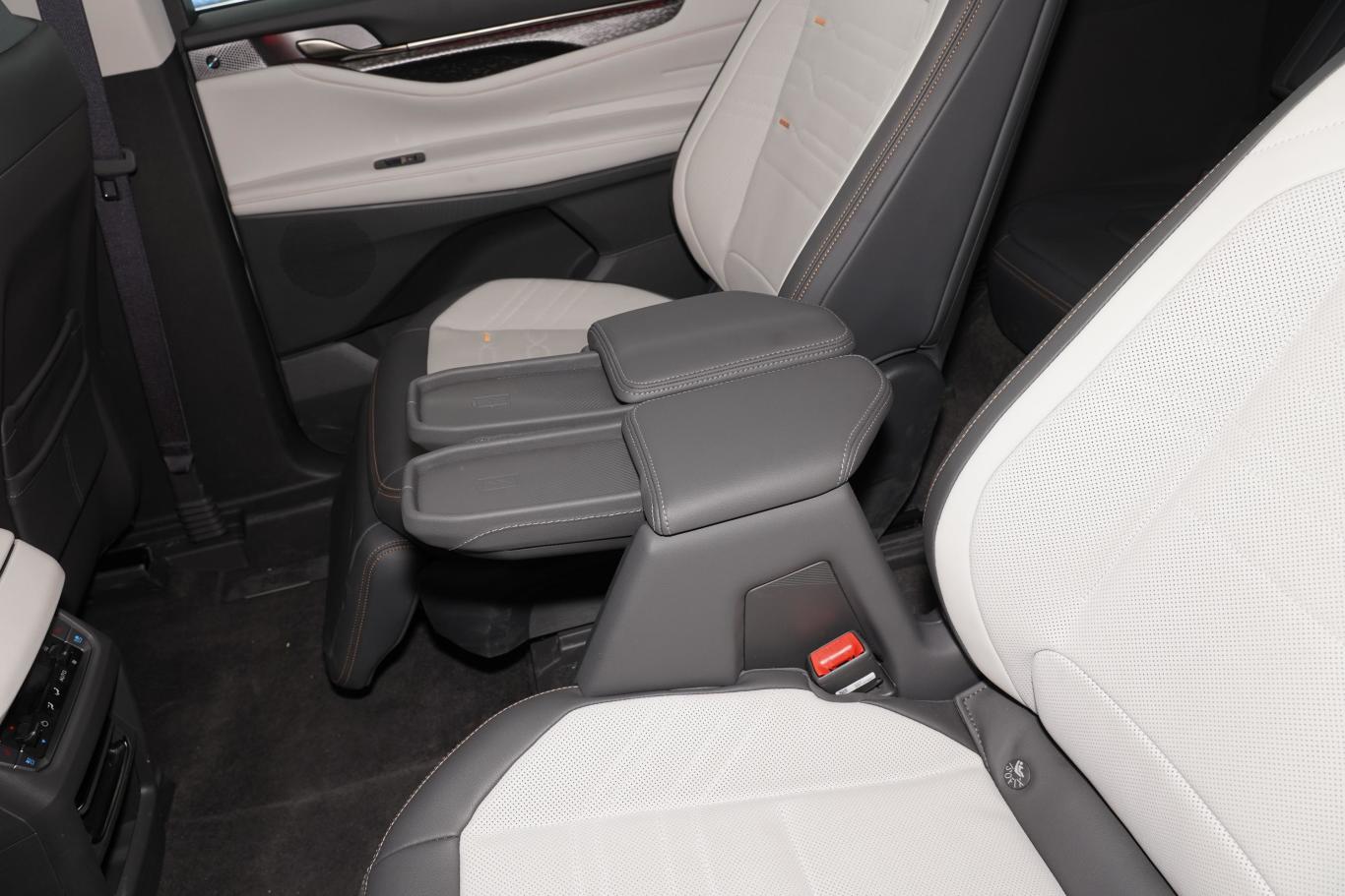 【锐界锐界L 2.0T 四驱至尊型 7座后排中央扶手图片-汽车图片大全】-易车