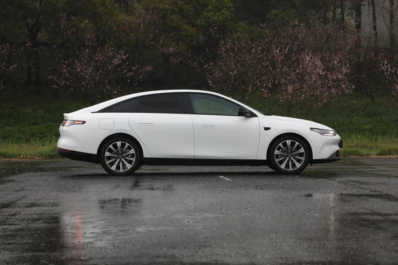 【零跑C01525km 525后驱舒享版正侧车头向右水平图片-汽车图片大全】-易车