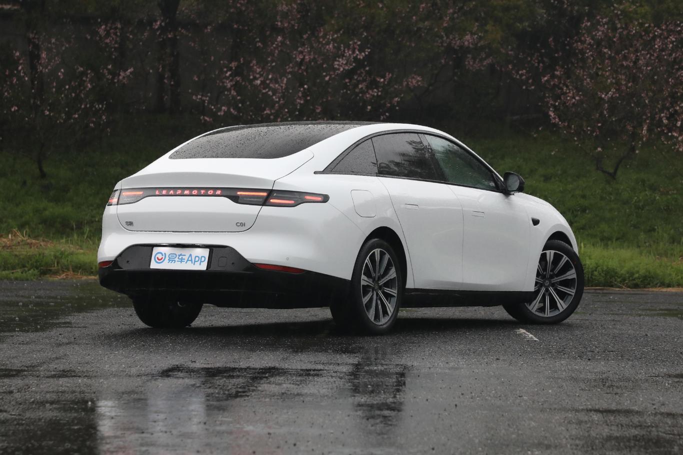 【零跑C01525km 525后驱舒享版侧后45度车头向右水平图片-汽车图片大全】-易车