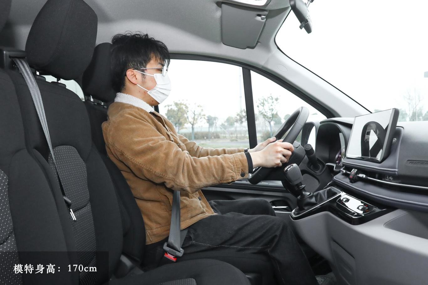 【新途V702.0T 手动短轴低顶精英版93kW 5座前排空间体验图片-汽车图片大全】-易车