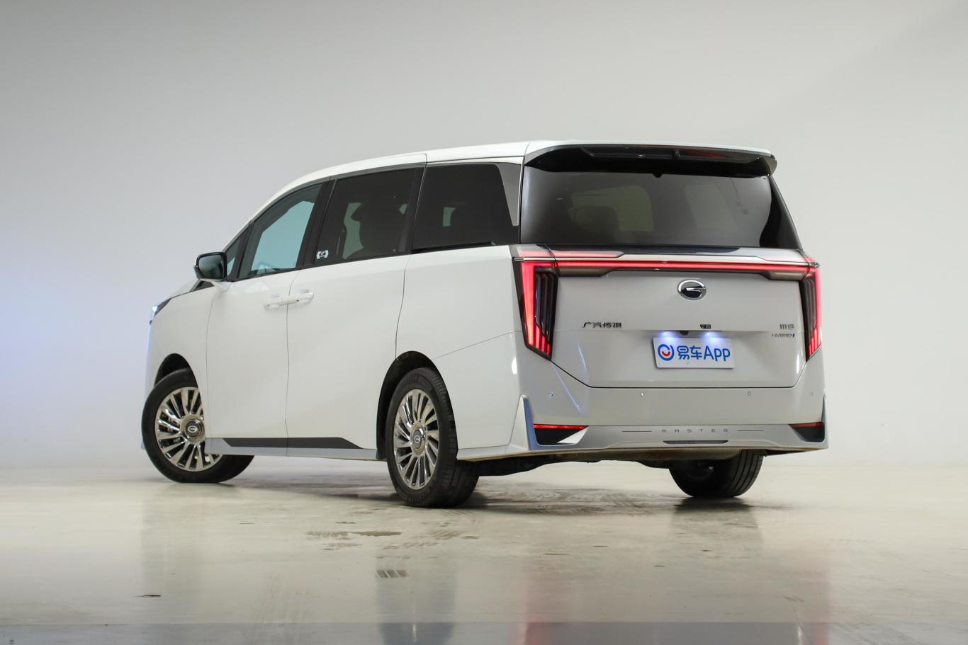 【传祺M8宗师系列 双擎 2.0T 御尊版 7座侧后45度车头向左水平图片-汽车图片大全】-易车