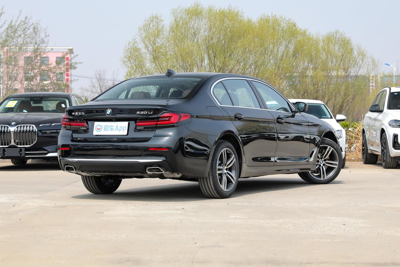 【宝马5系530Li xDrive 豪华套装侧后45度车头向右水平图片-汽车图片大全】-易车