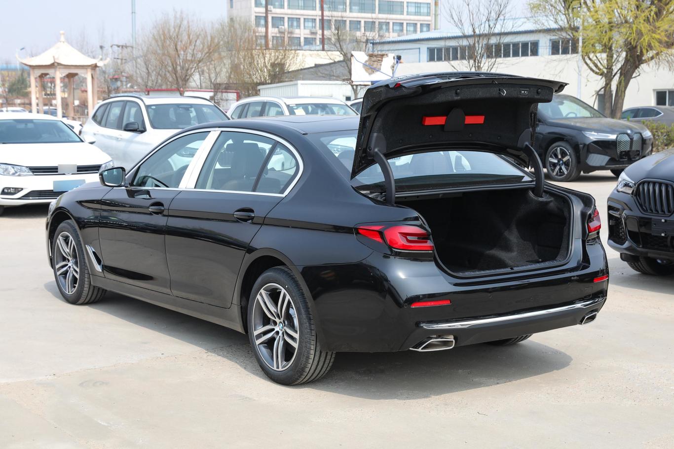 【宝马5系530Li xDrive 豪华套装后备厢开启45度侧拍图片-汽车图片大全】-易车