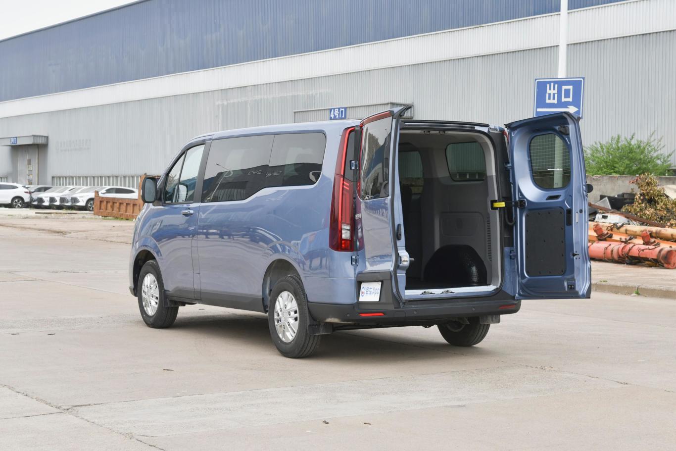 【新途V702.0T 手动短轴低顶精英版93kW 6座后备厢开启45度侧拍图片-汽车图片大全】-易车