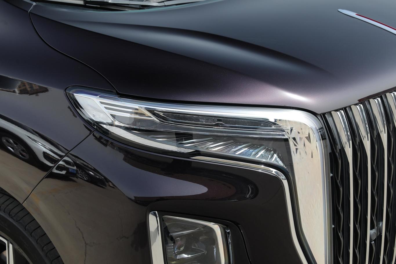 【红旗HQ92.0T 智联旗悦版大灯侧45度俯拍图片-汽车图片大全】-易车