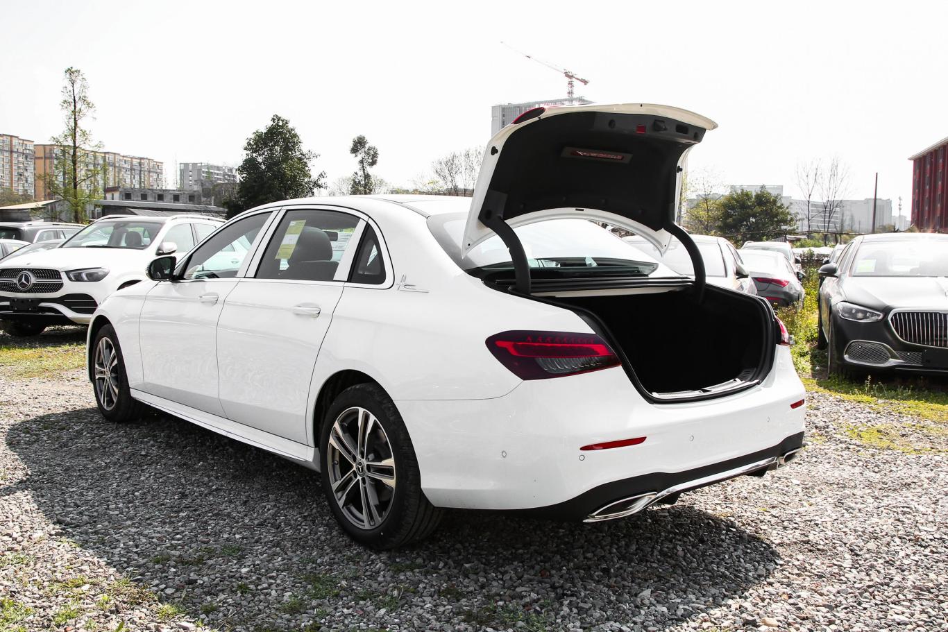 【奔驰E级改款 E 260 L 运动型后备厢开启45度侧拍图片-汽车图片大全】-易车