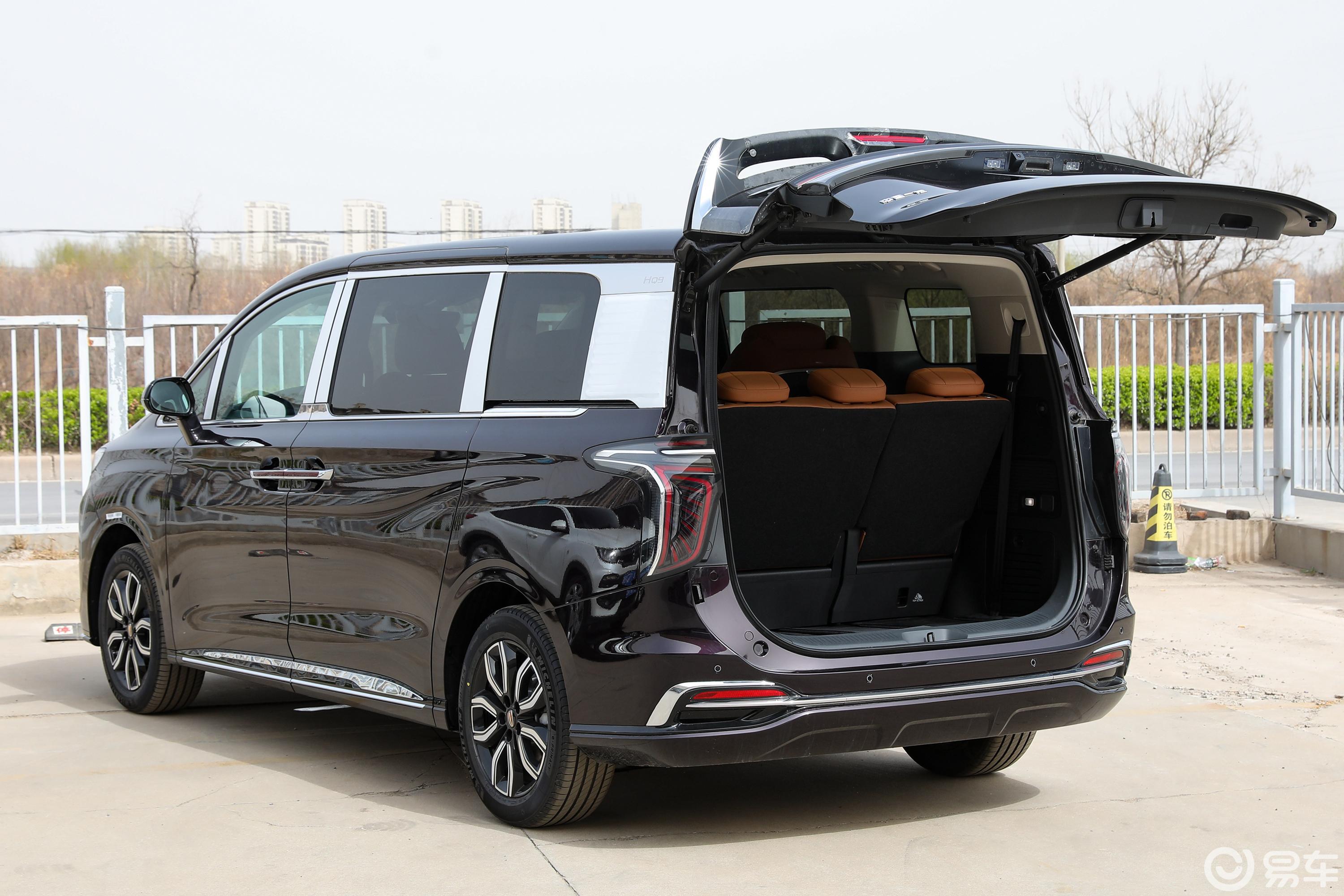 【红旗HQ92.0T 智联旗悦版后备厢开启45度侧拍图片-汽车图片大全】-易车