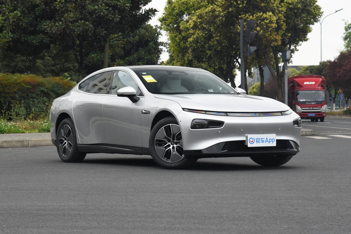 【小鹏P7P7i 702 后驱Pro侧前45度车头向右水平图片-汽车图片大全】-易车