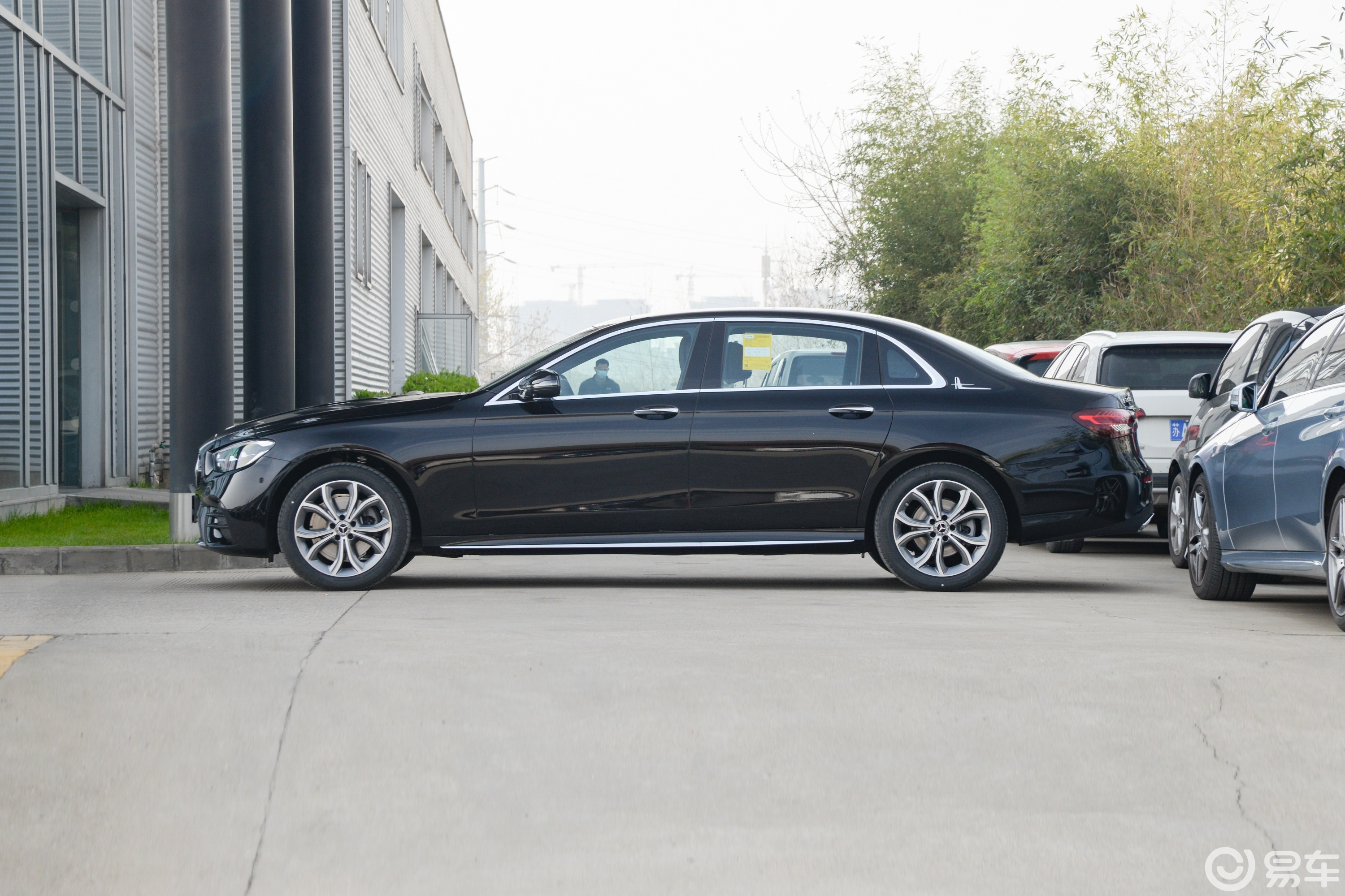 【奔驰E级改款 E 300 L 运动豪华型正侧车头向左水平图片-汽车图片大全】-易车