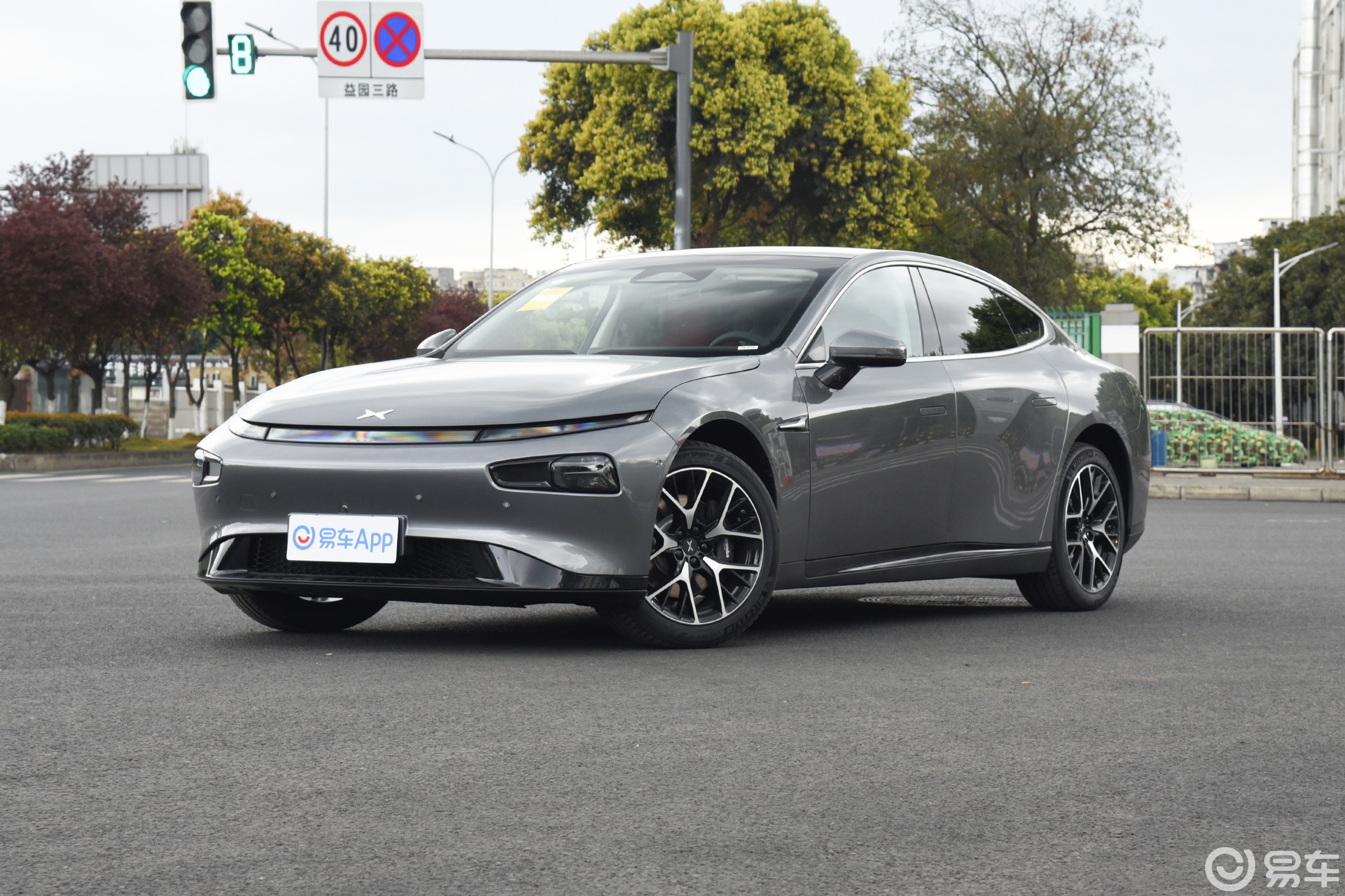 【小鹏P7P7i 702 后驱Max侧前45度车头向左水平图片-汽车图片大全】-易车