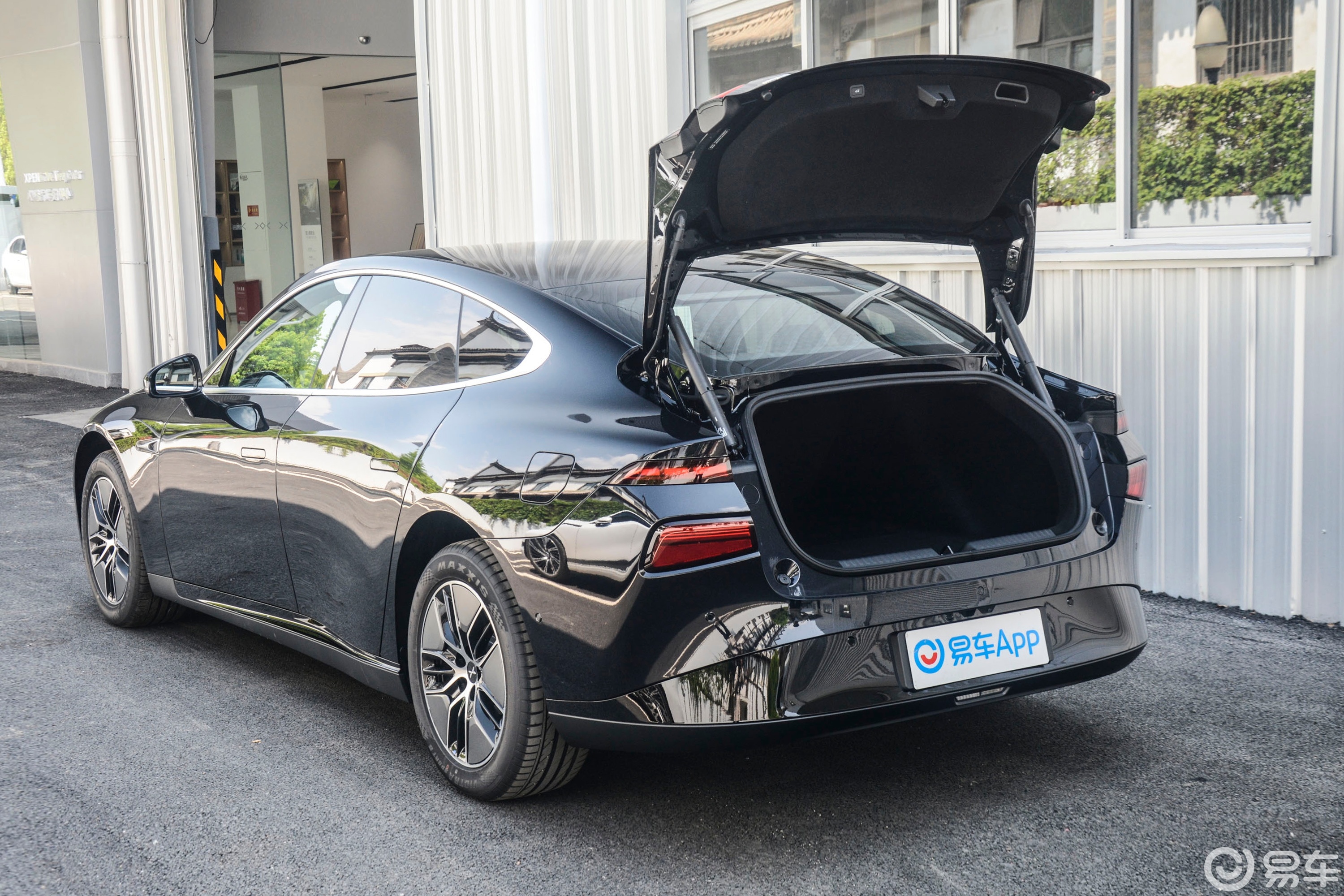 【小鹏P7P7i 702 后驱Pro后备厢开启45度侧拍图片-汽车图片大全】-易车