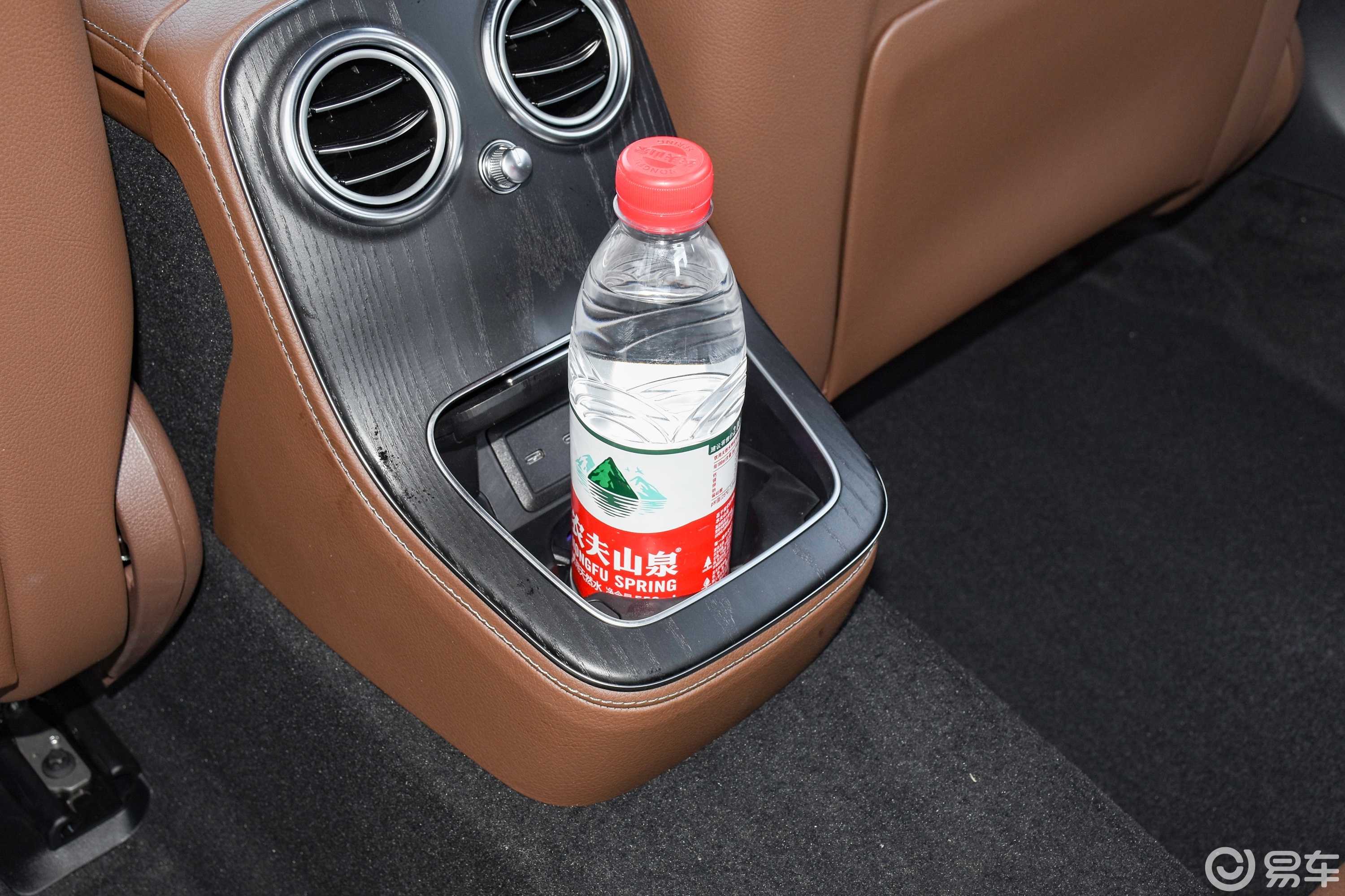 【奔驰E级改款 E 300 L 运动时尚型后排杯架图片-汽车图片大全】-易车